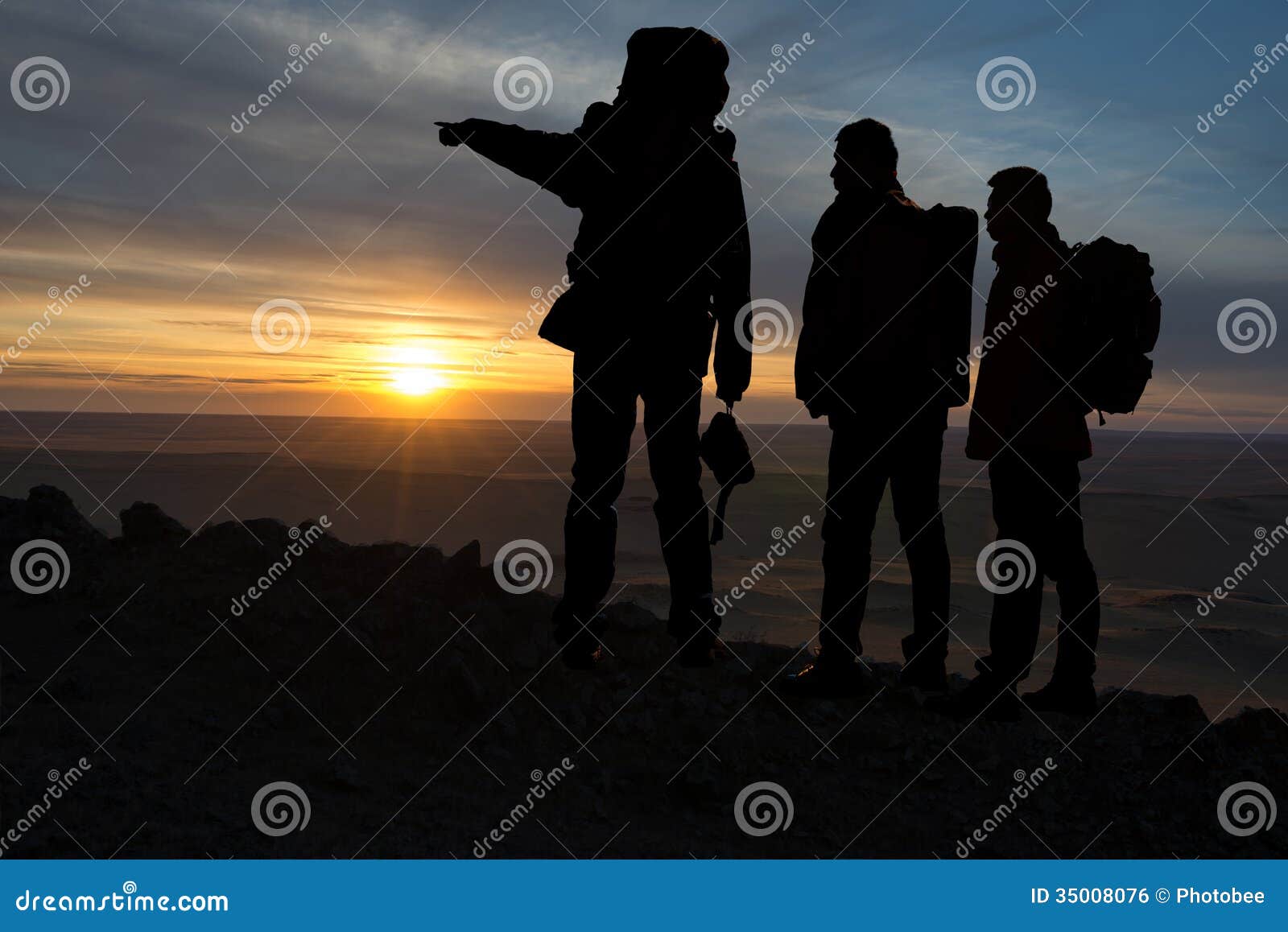 Tre viaggiatori fotografia stock. Immagine di collina - 35008076