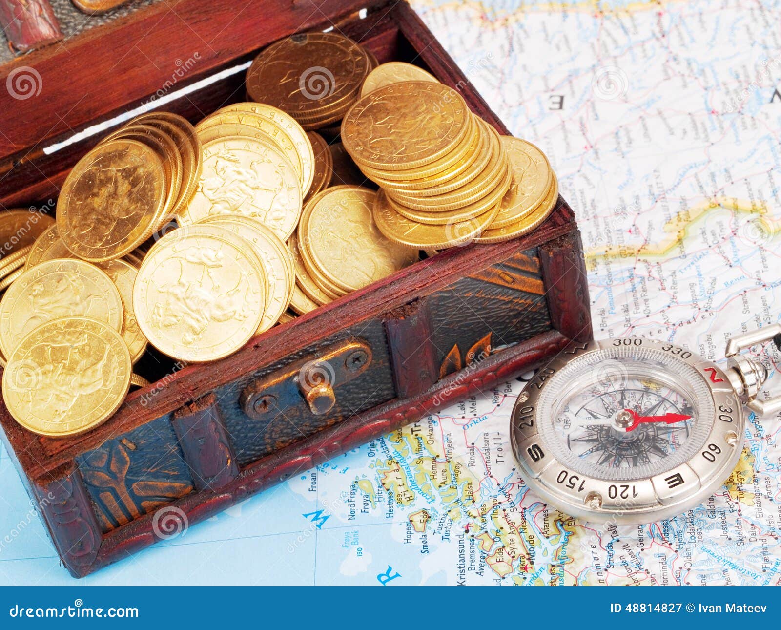 Treasure chest and compass stock image. Image of carta - 48814827