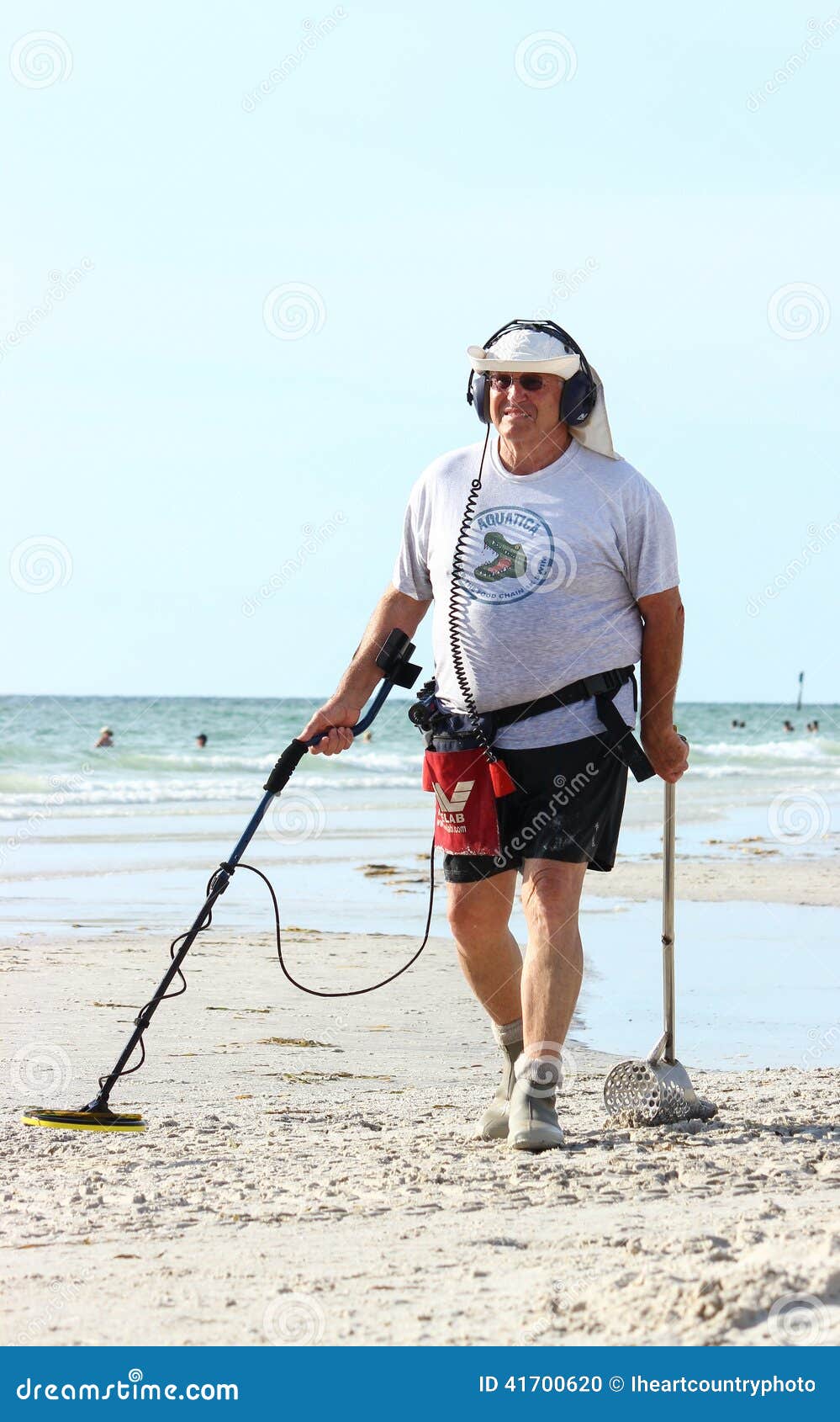 Treasure Hunting at the Beach Editorial Image - Image of hope, search ...