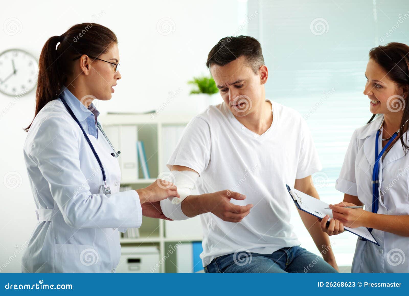 Treatment of patient stock image. Image of female, clipboard - 26268623
