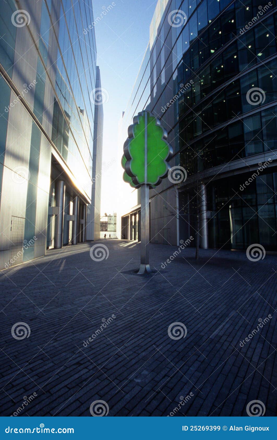 Tree shaped pole, London editorial stock image. Image of pole - 25269399