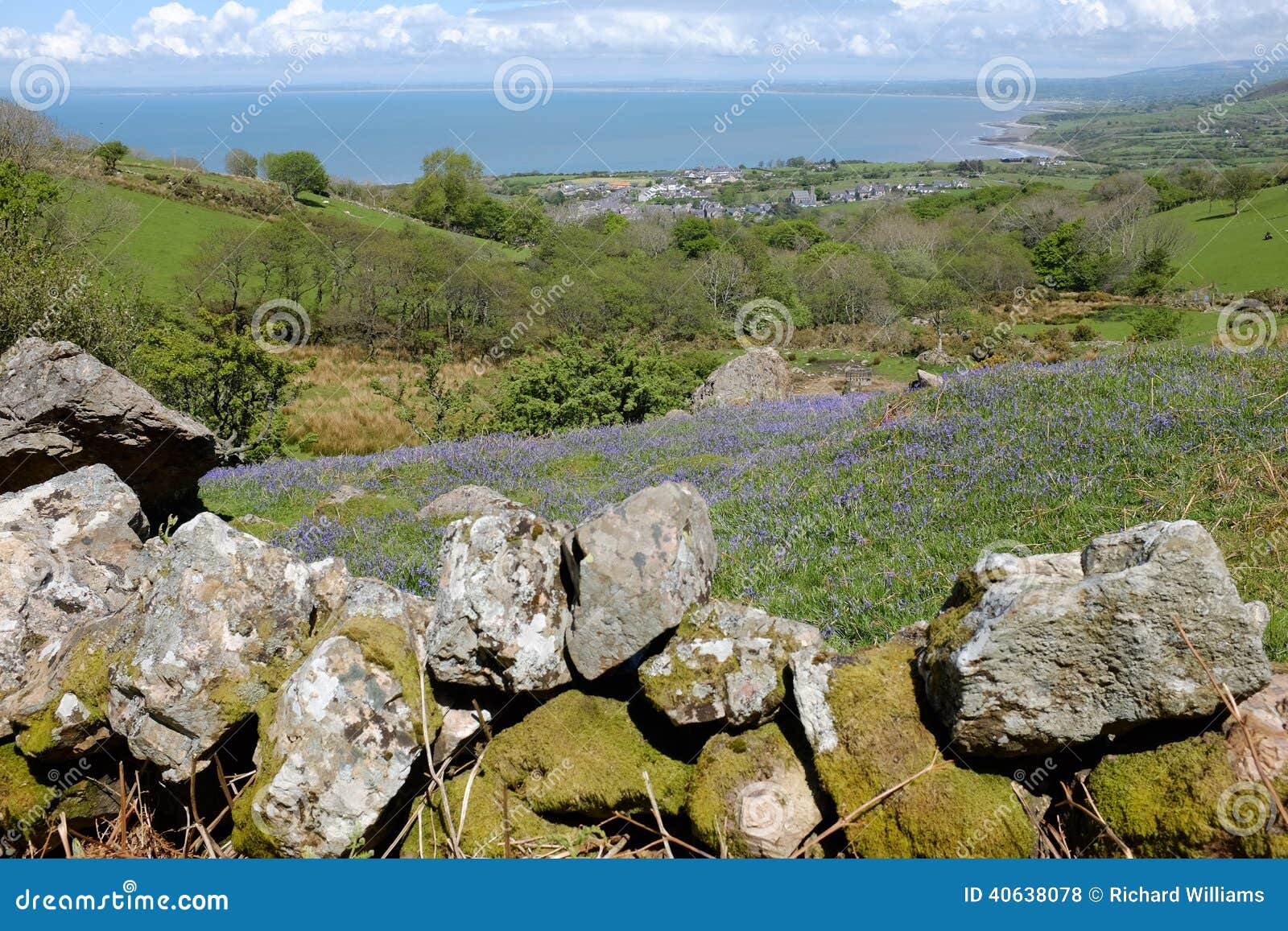 Trefor, baie de Caernarfon photo stock. Image du bleu - 40638078