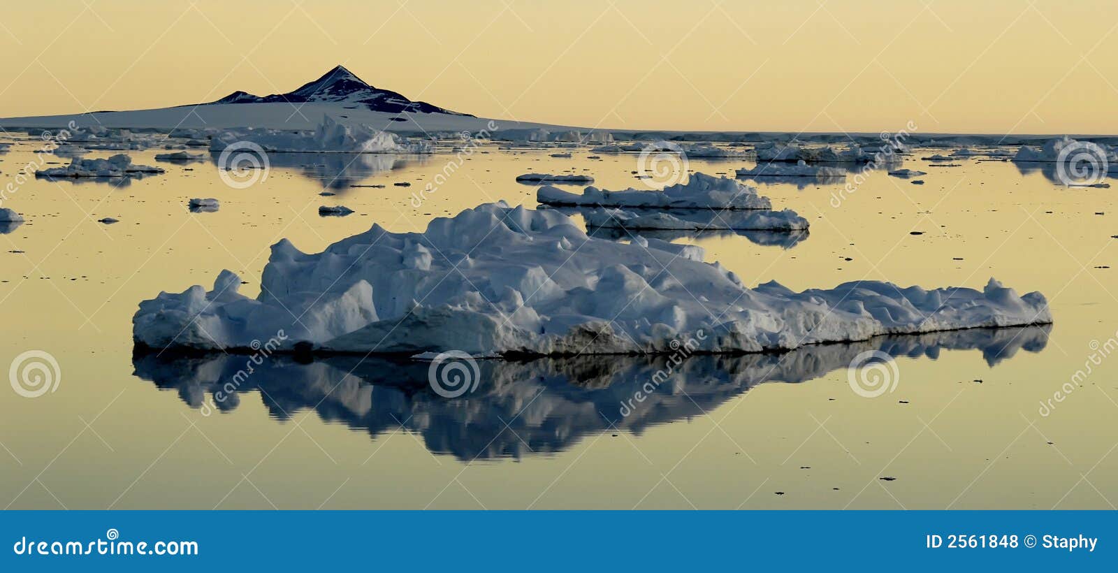 Treibeis Floe an Der Dämmerung Stockfoto - Bild von pastell, schönheit ...