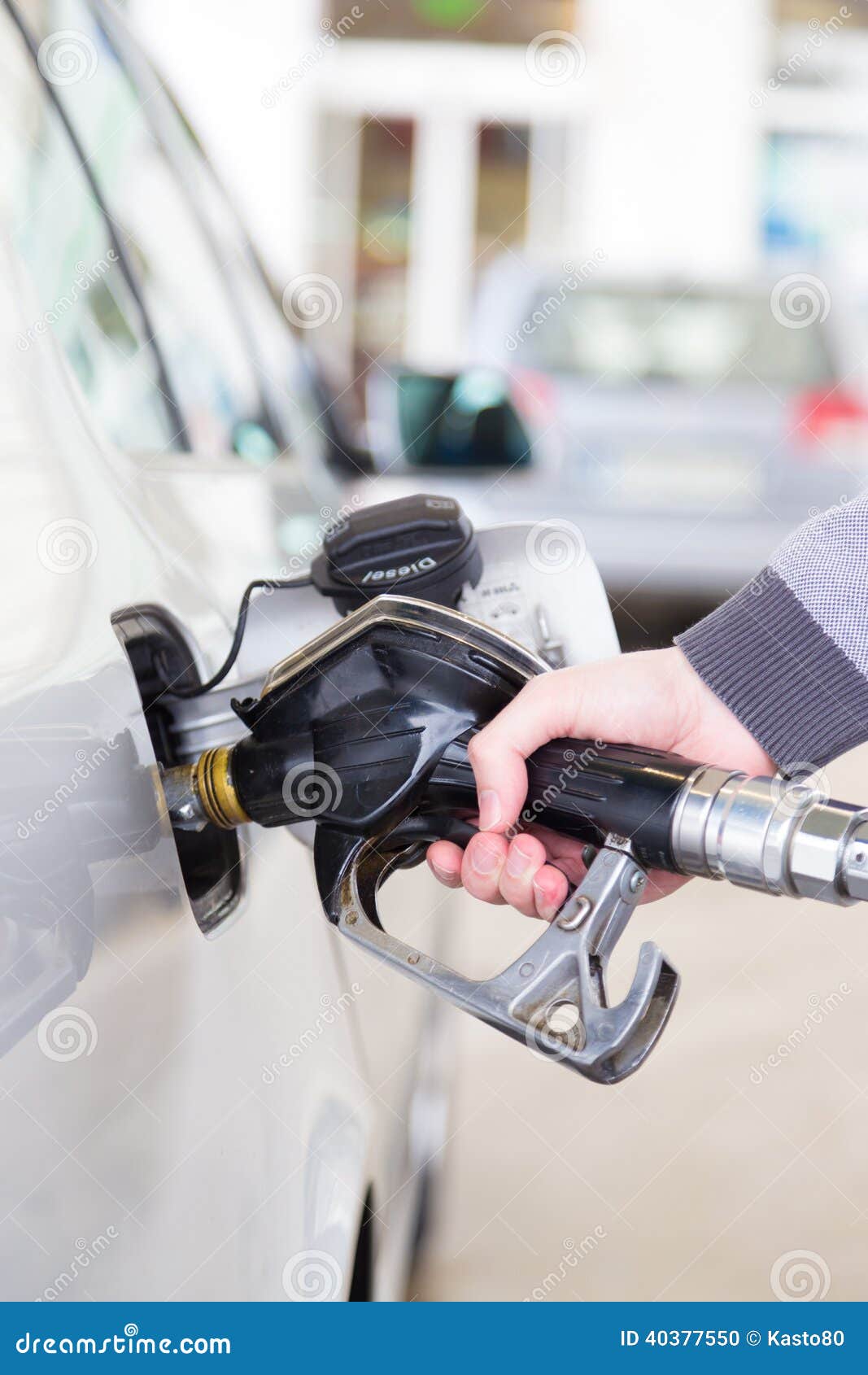 Treibstoff, Der in Ein Kraftfahrzeugauto Gepumpt Wird. Stockfoto - Bild ...