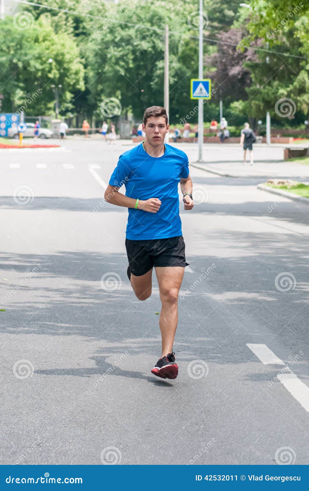 Treinamento Adolescente Do Atleta Correndo Na Rua Imagem de Stock ...