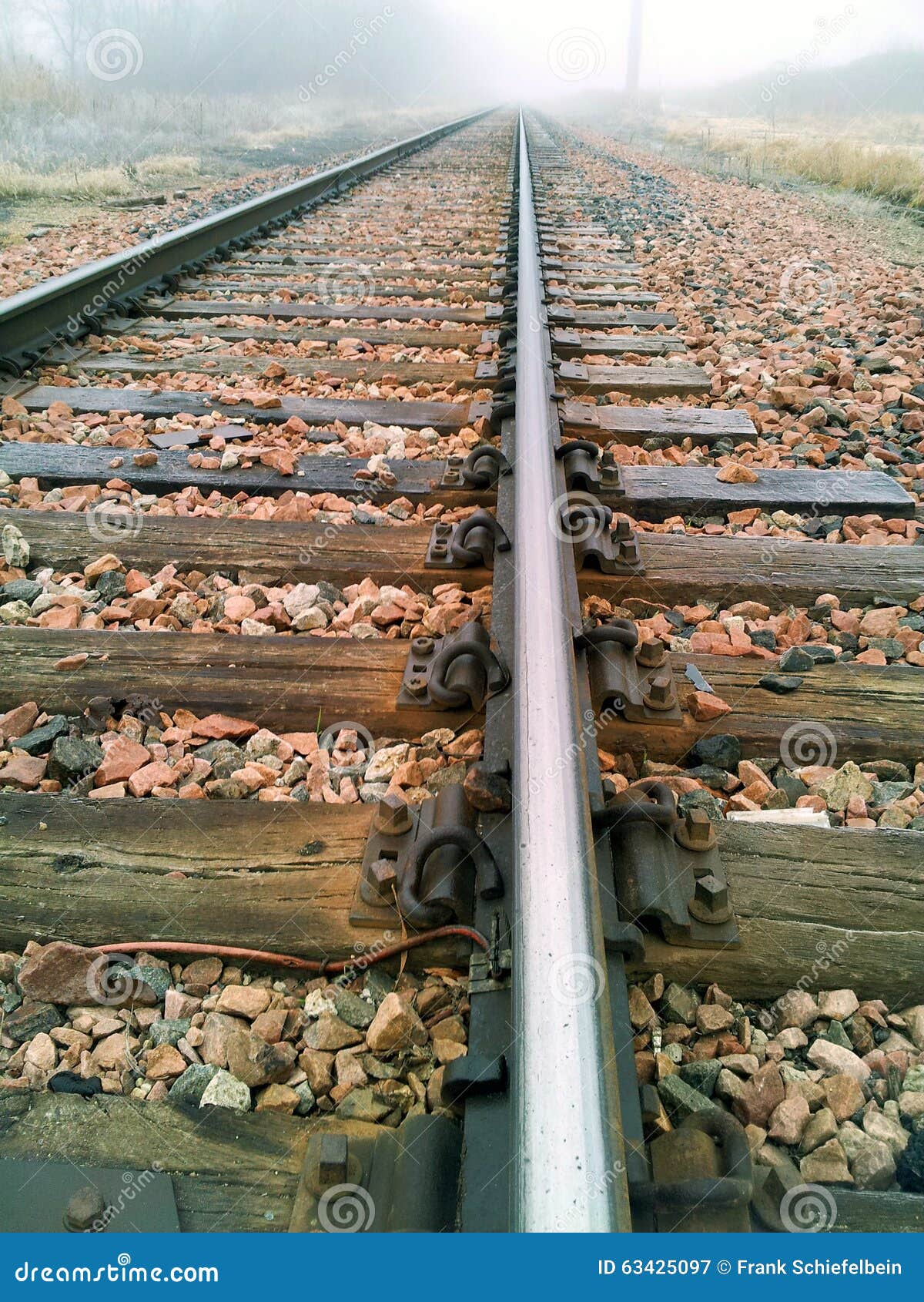 Treinspoor in de mist stock afbeelding. Image of rubriek - 63425097