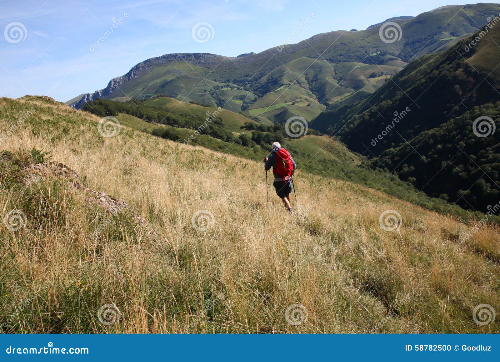 Trekking in De Bergen Van Baskisch Land Stock Foto - Image of wandelaar ...