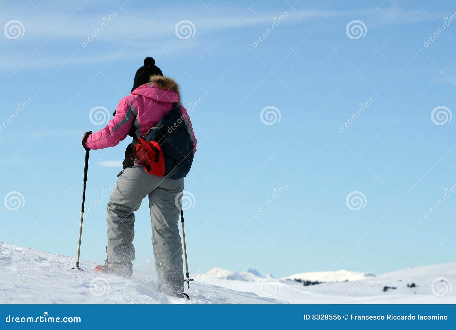 Trekking, ragazza in neve fotografia stock. Immagine di romania - 8328556