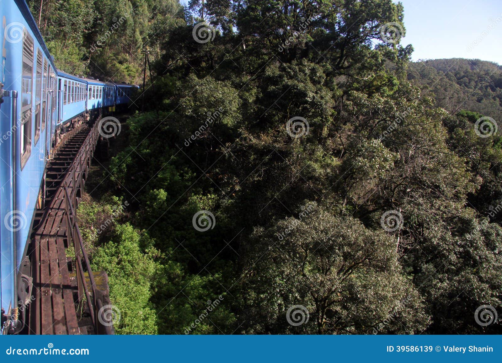 Trem azul imagem de stock. Imagem de trem, denso, ferrovia - 39586139