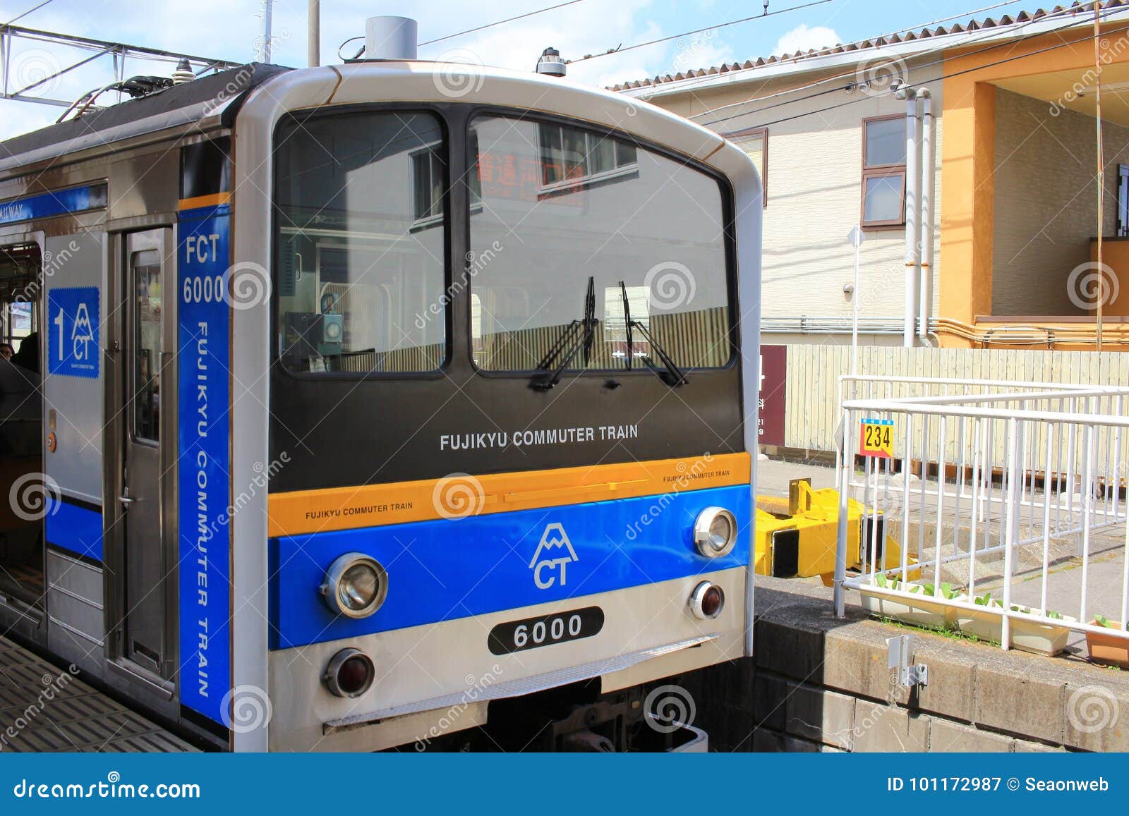 Trem Azul Em Trilhas De Estrada De Ferro Com Monte Fuji Fotografia ...
