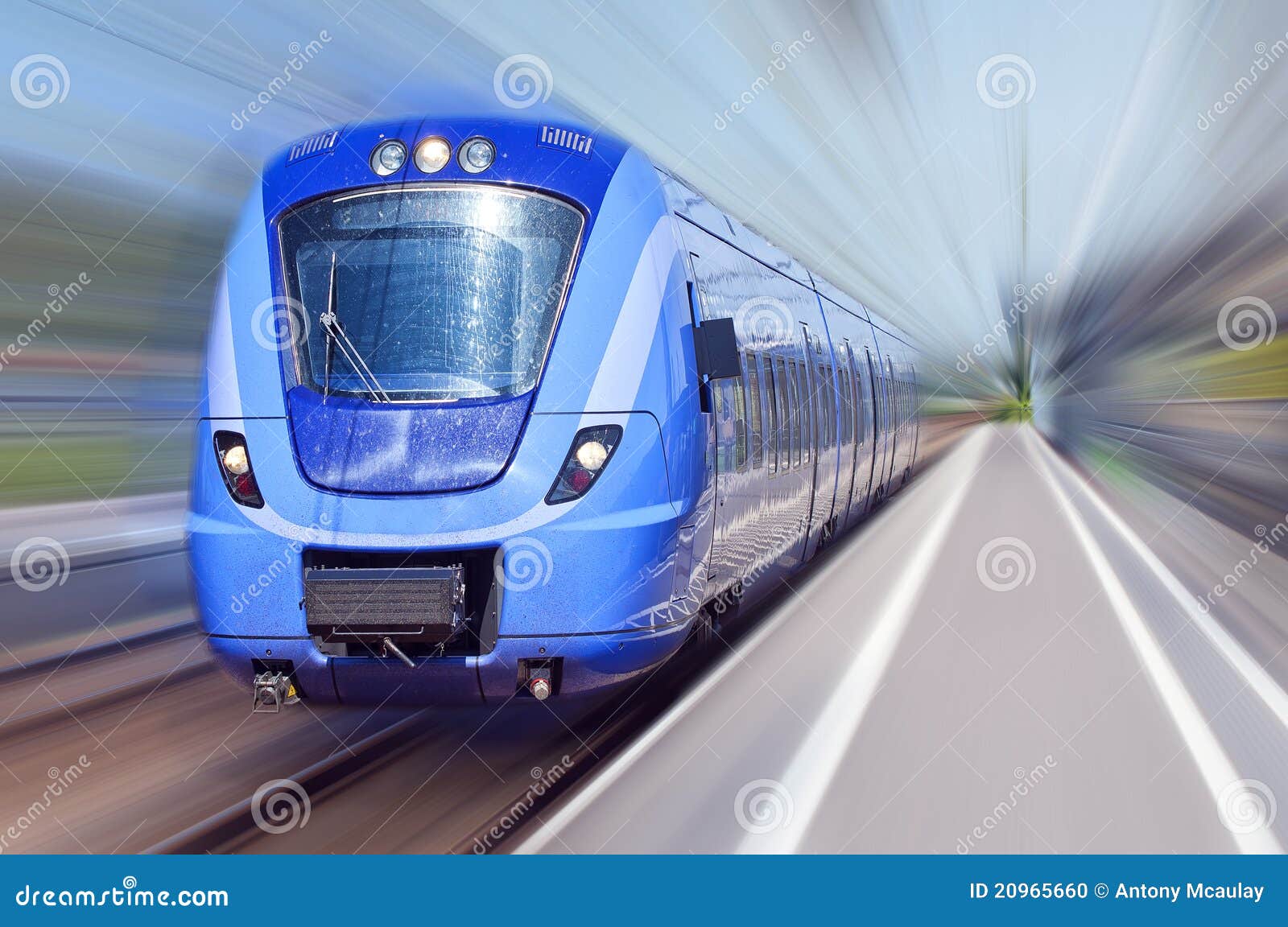 Trem azul no movimento foto de stock. Imagem de tecnologia - 20965660