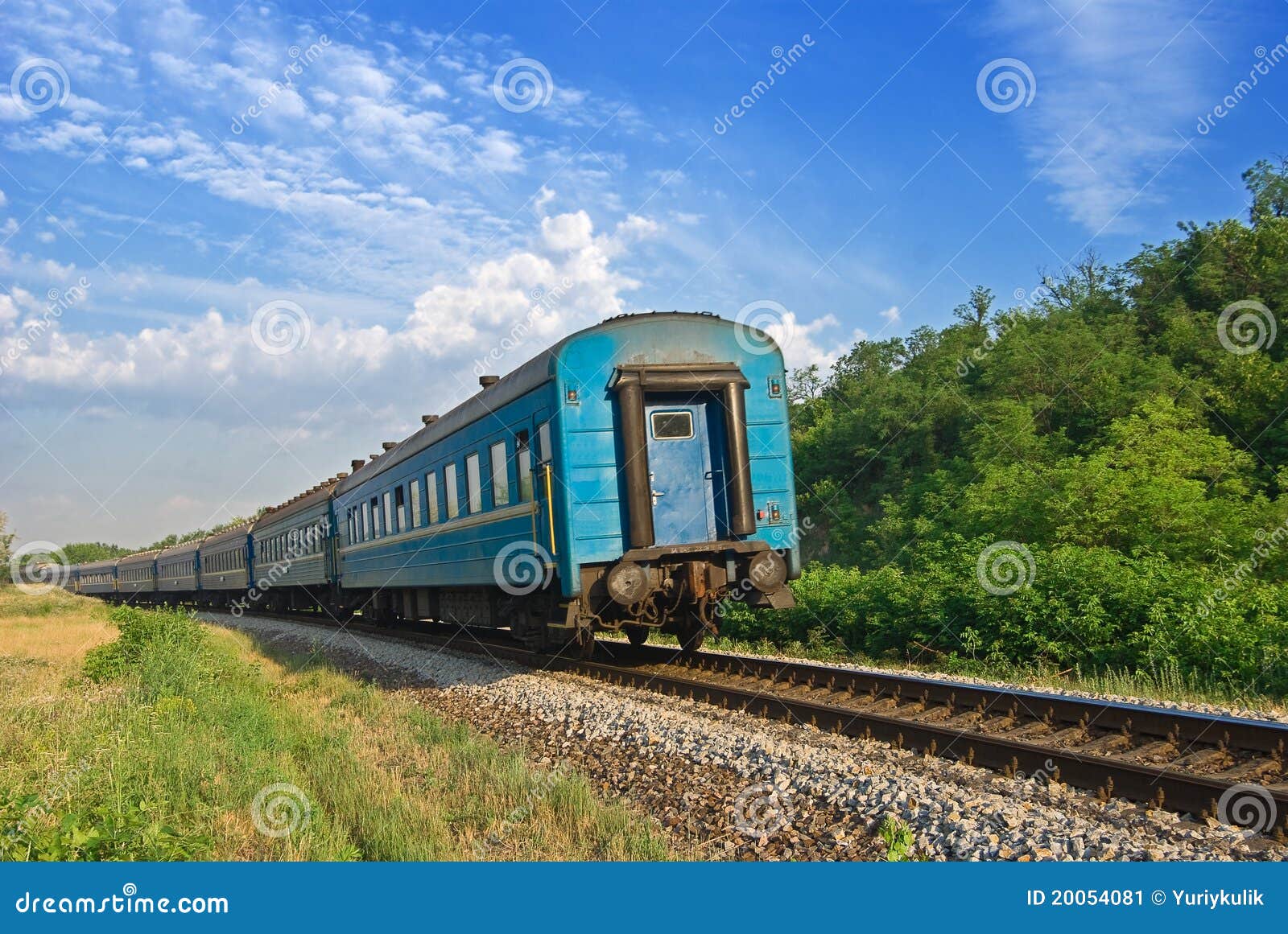 Trem azul que sae distante imagem de stock. Imagem de bonito - 20054081