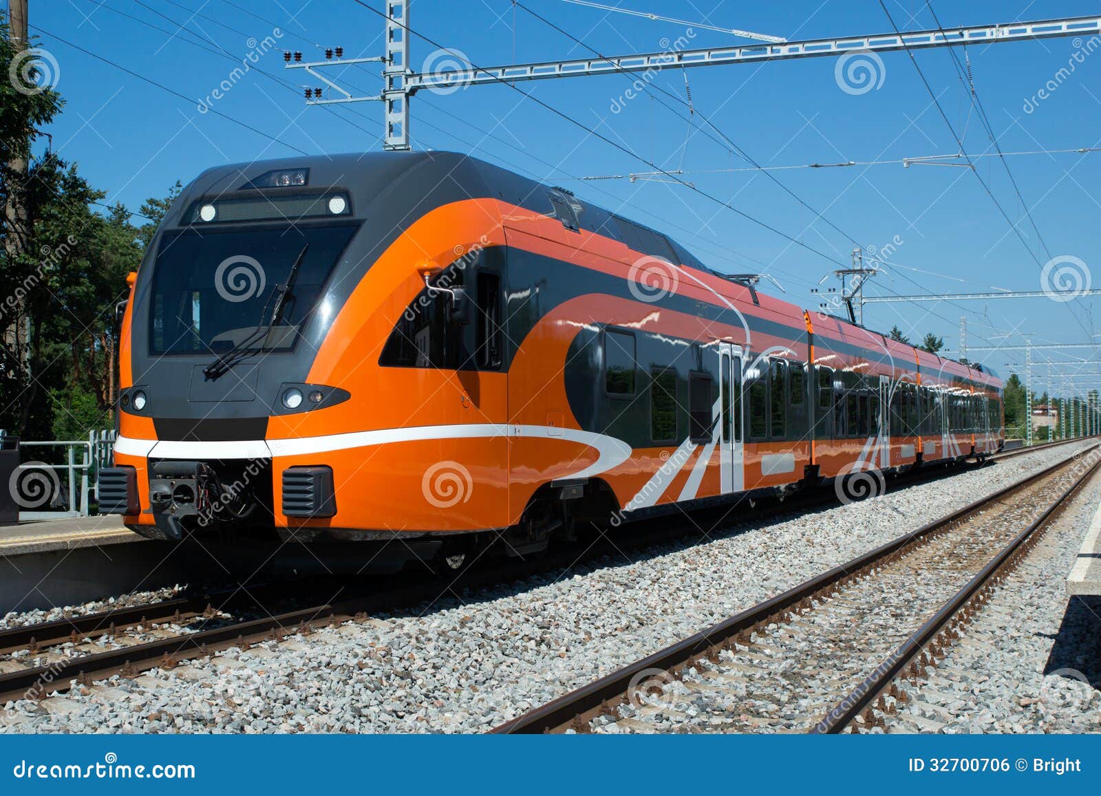 Trem moderno foto de stock. Imagem de transporte, moderno - 32700706