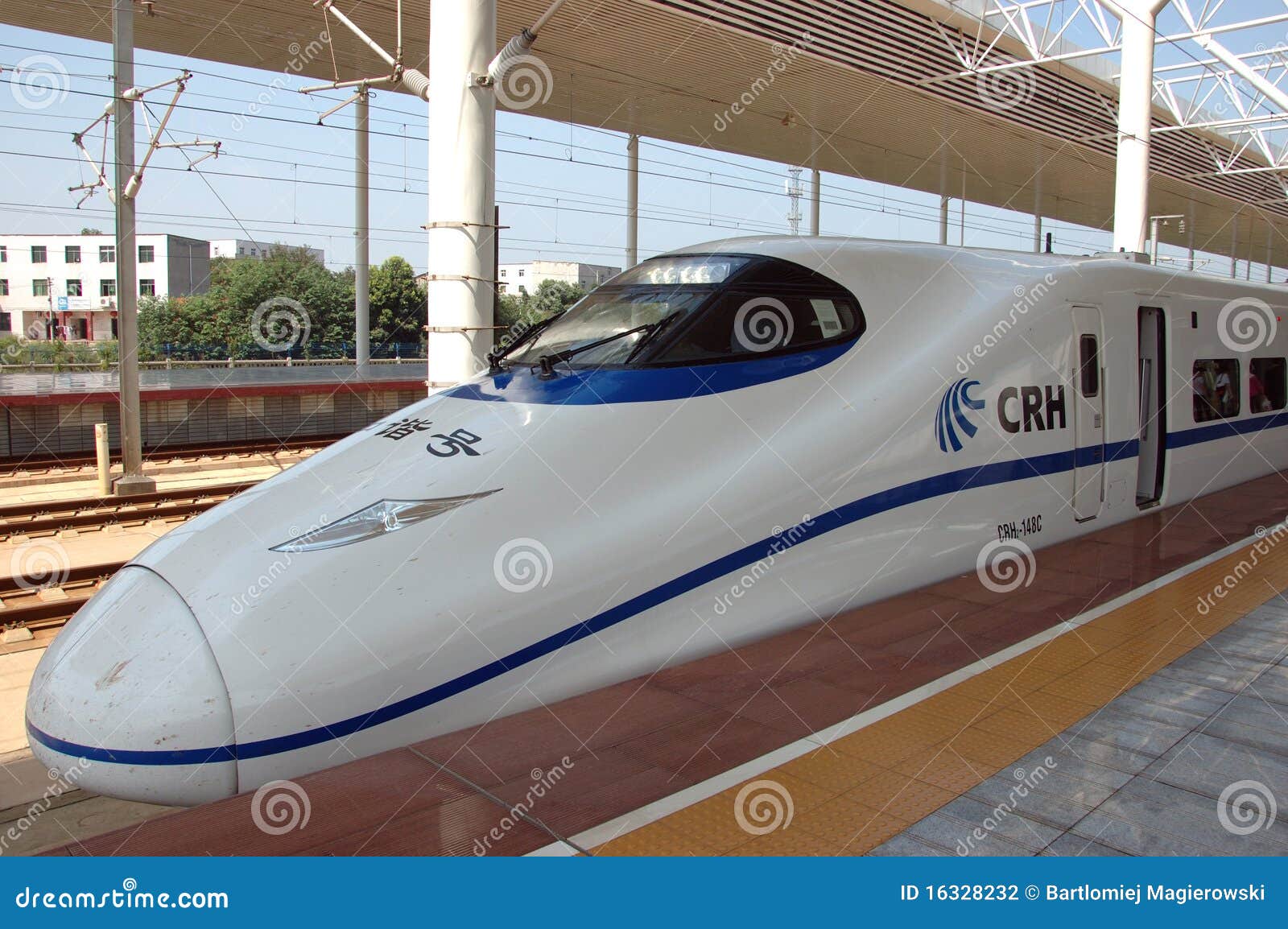 Trem moderno na plataforma fotografia editorial. Imagem de railway ...