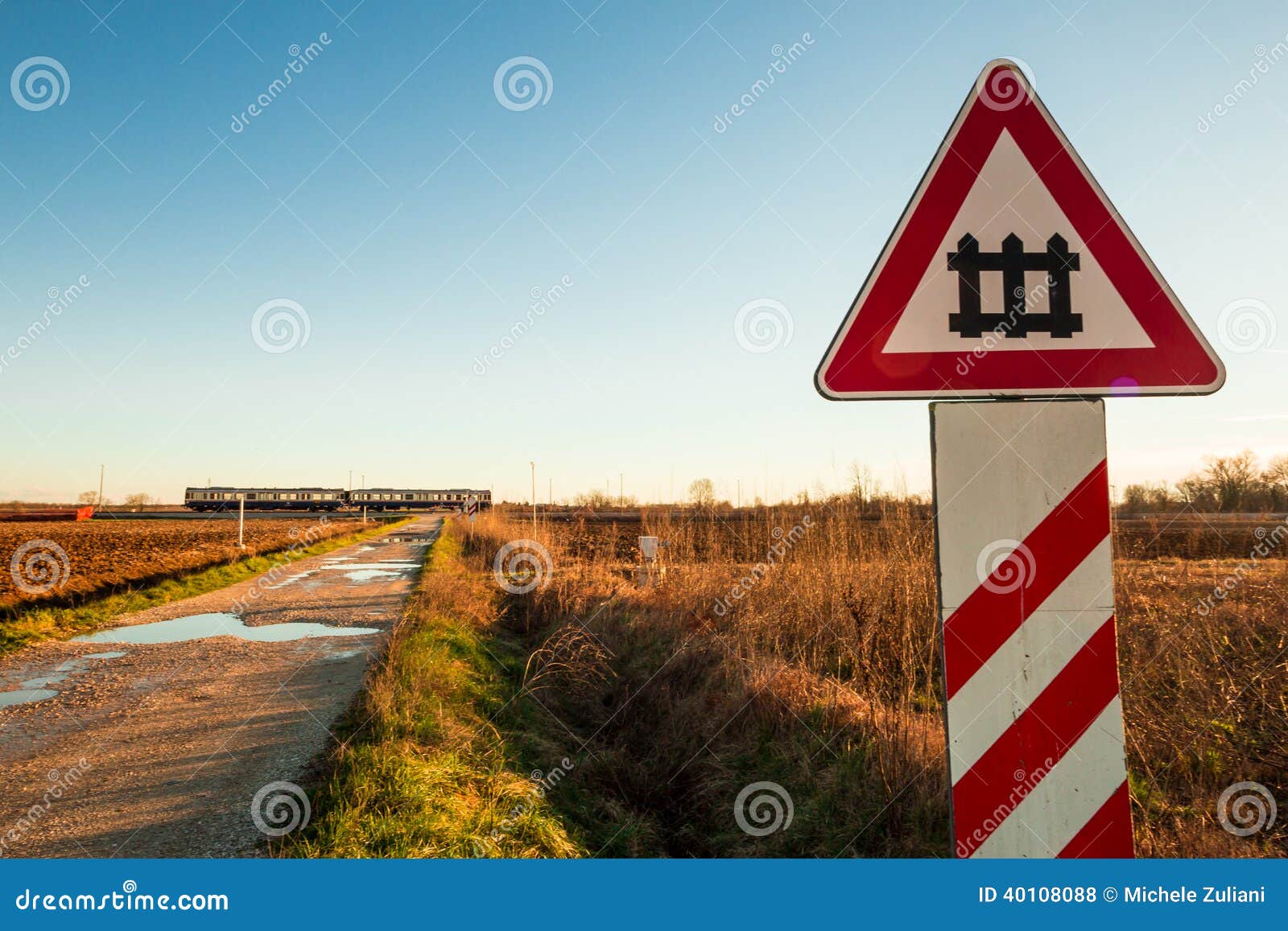 Trem Que Passa No Cruzamento De Estrada De Ferro Foto de Stock - Imagem ... Trem Que Passa No Cruzamento De Estrada De Ferro Foto de Stock - Imagem ...