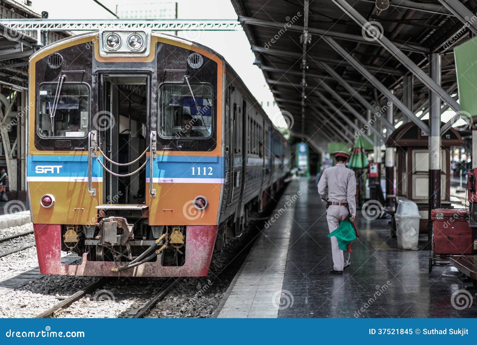 Tren imagen editorial. Imagen de camino, hombre, ferrocarril - 37521845