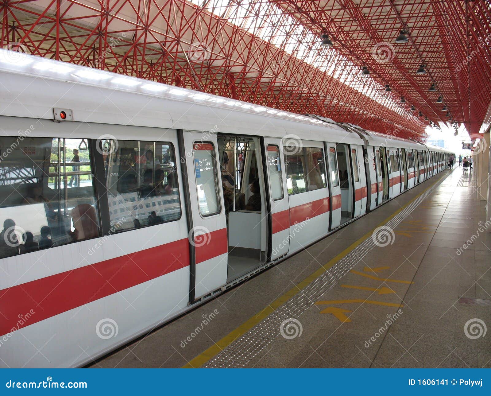Tren del MRT de Singapur imagen de archivo. Imagen de motor - 1606141
