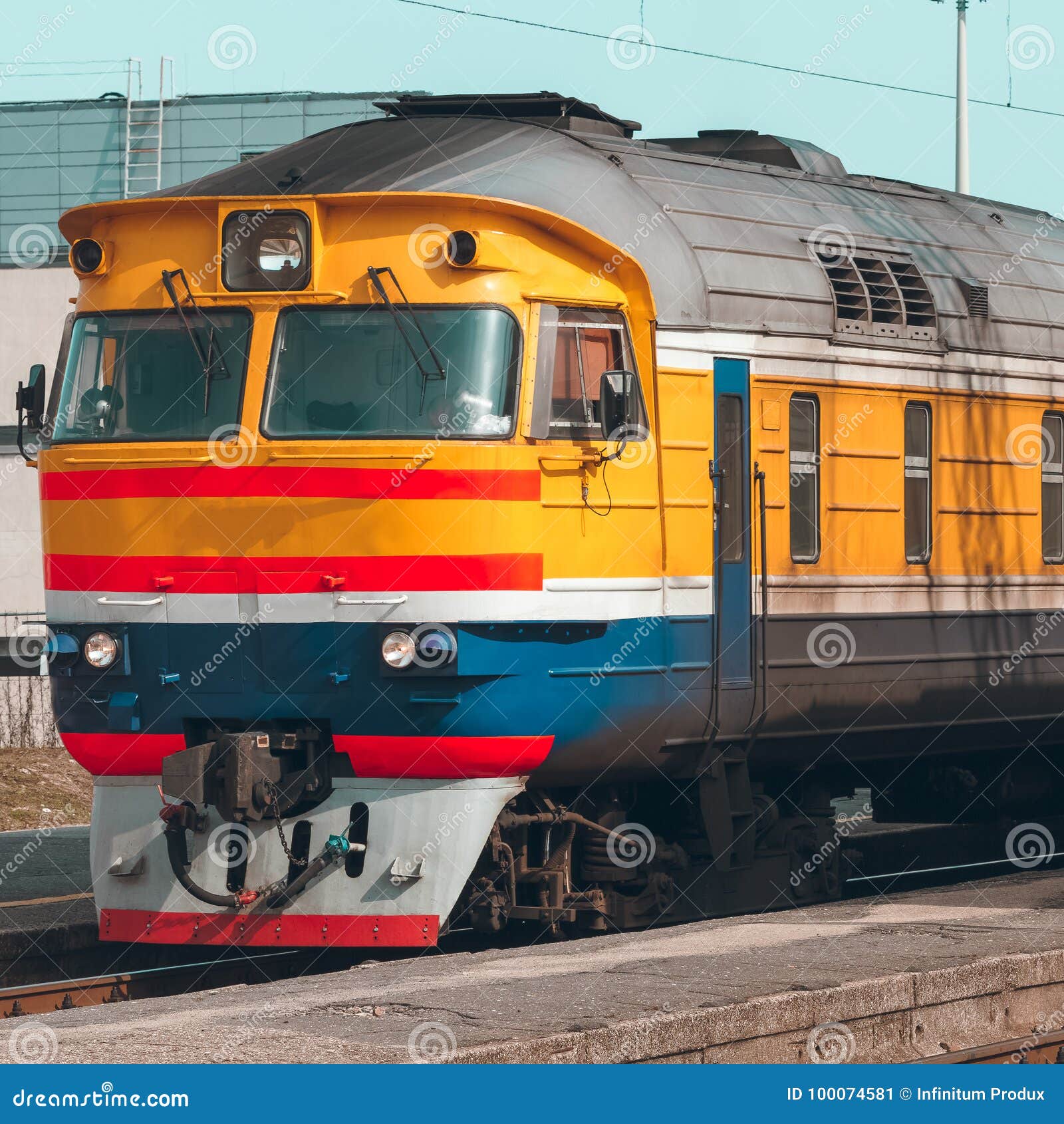 Tren diesel amarillo imagen de archivo. Imagen de soviético - 100074581