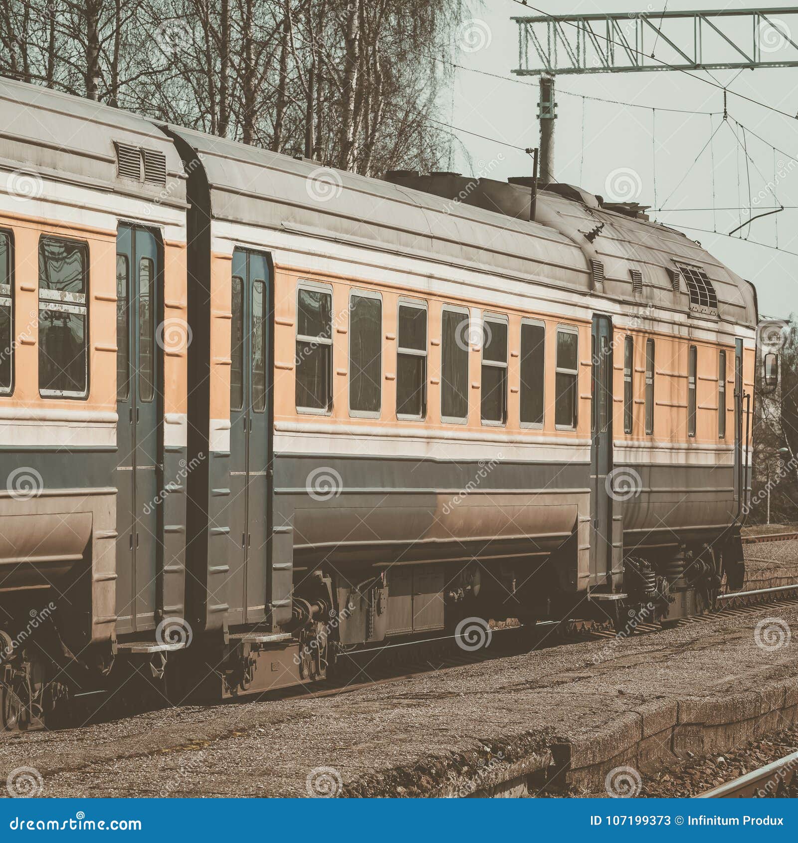 Tren diesel amarillo imagen de archivo. Imagen de conducir - 107199373