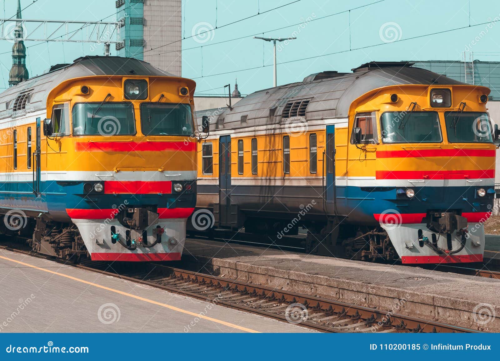 Tren diesel amarillo imagen de archivo. Imagen de ferrocarril - 110200185