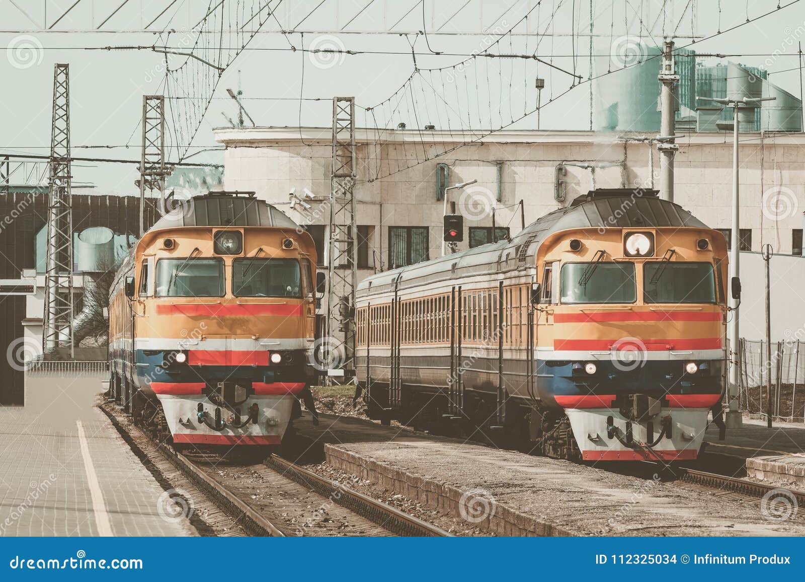 Tren diesel amarillo foto de archivo. Imagen de exterior - 112325034