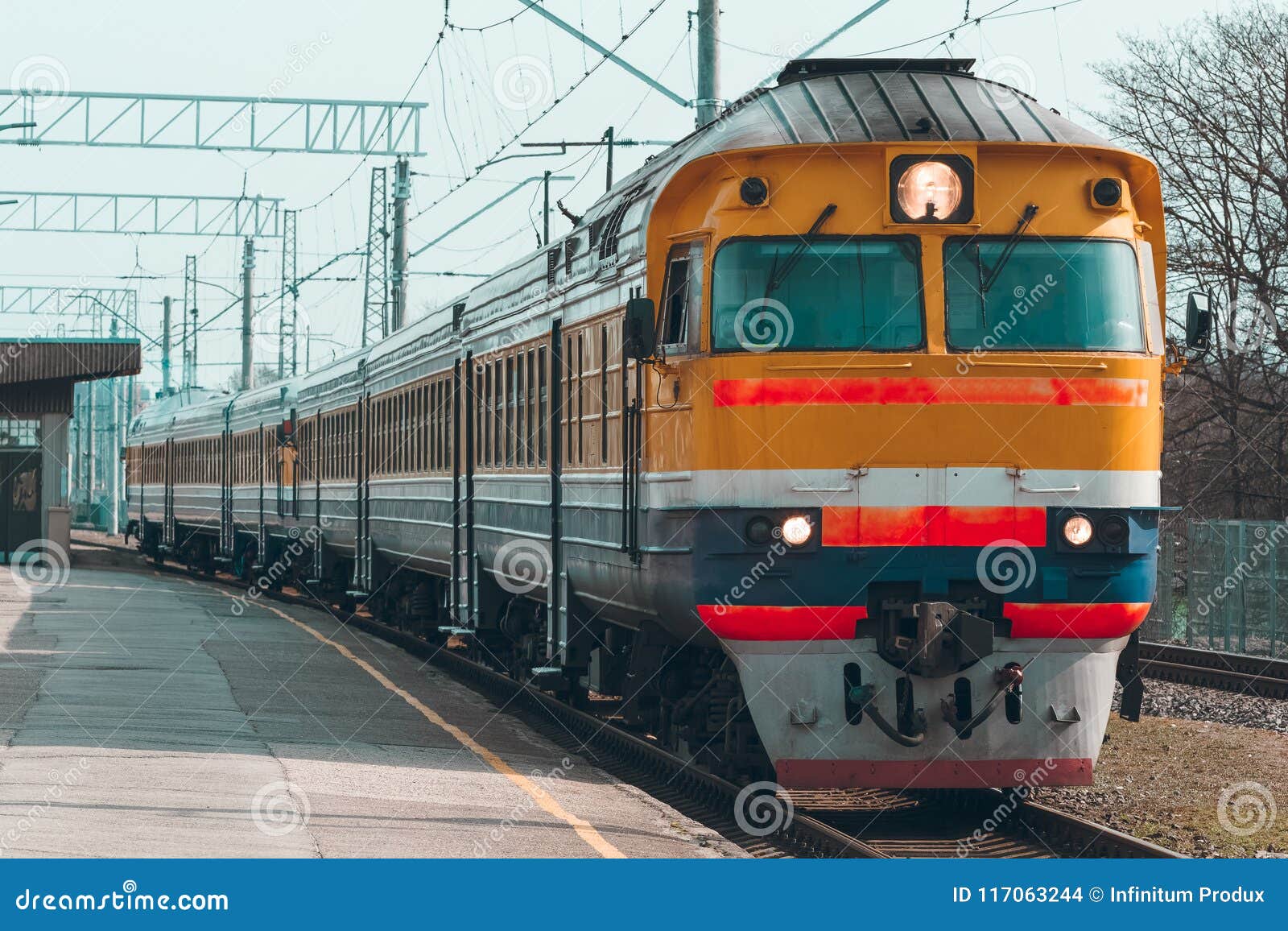 Tren diesel amarillo foto de archivo. Imagen de tren - 117063244