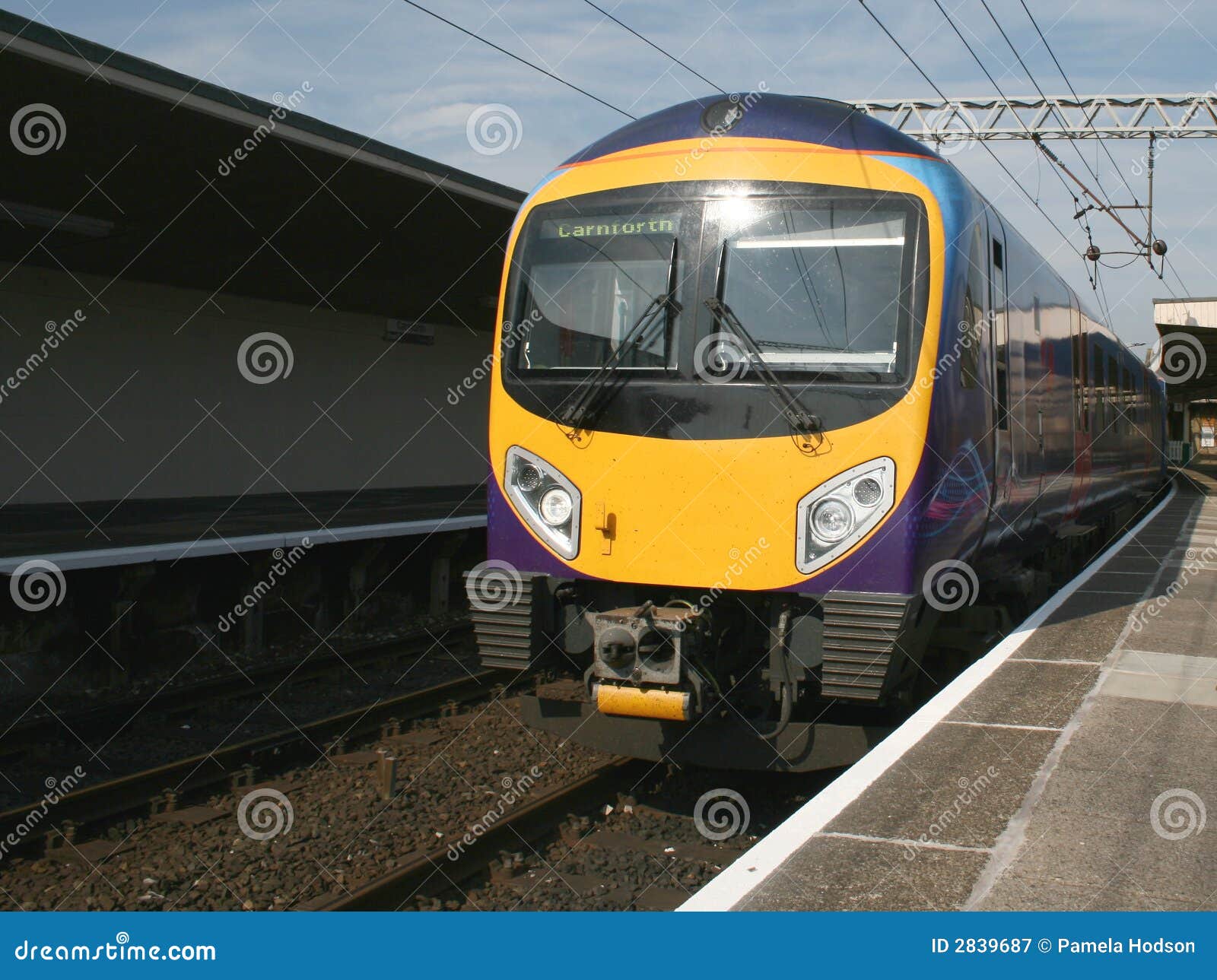 Tren diesel moderno imagen de archivo. Imagen de transporte - 2839687