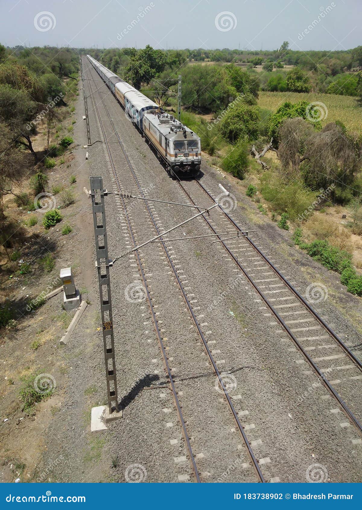 Tren en india foto de archivo. Imagen de indio, tren - 183738902