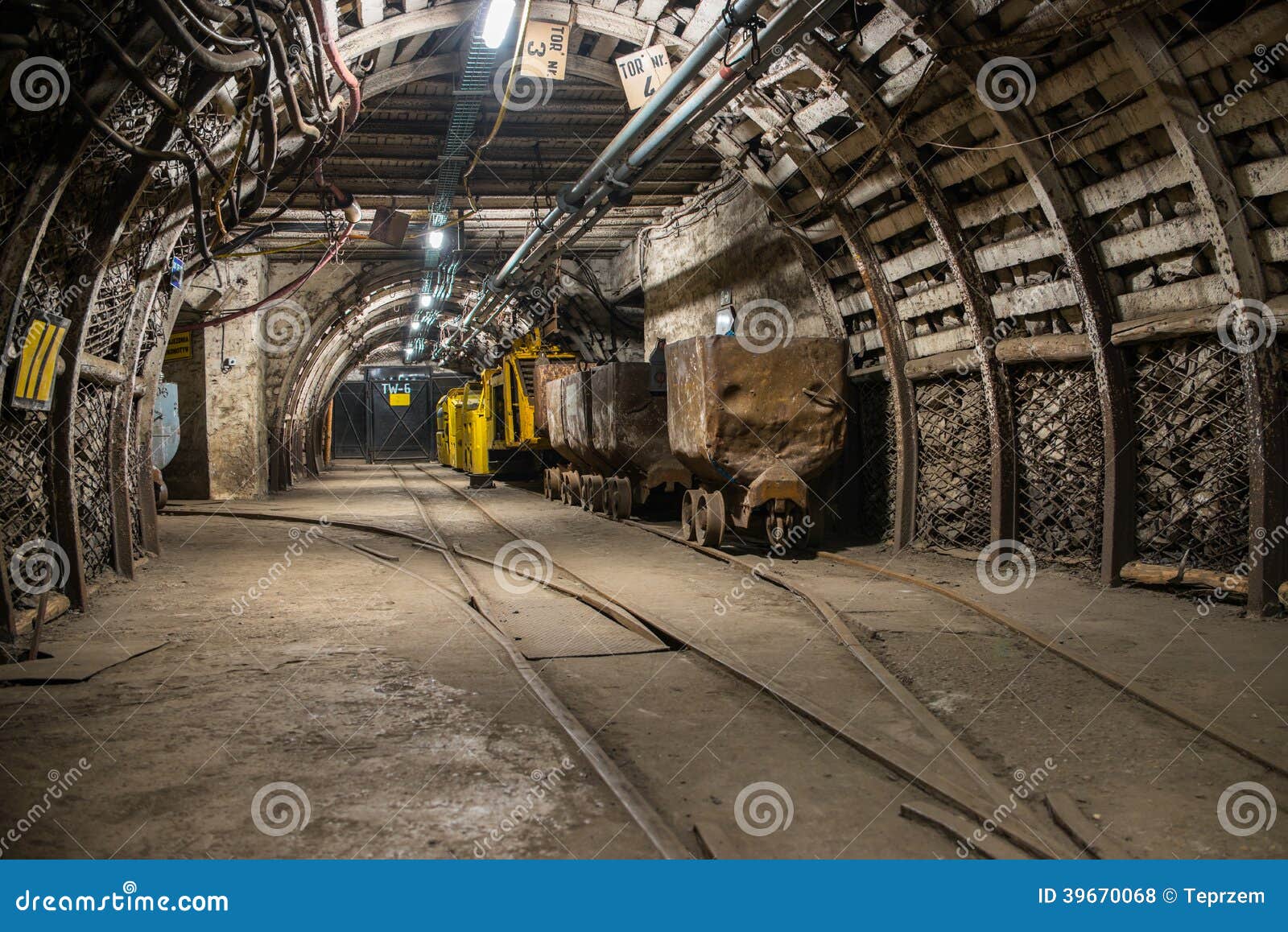 Tren en vías en los míos foto de archivo. Imagen de mina - 39670068