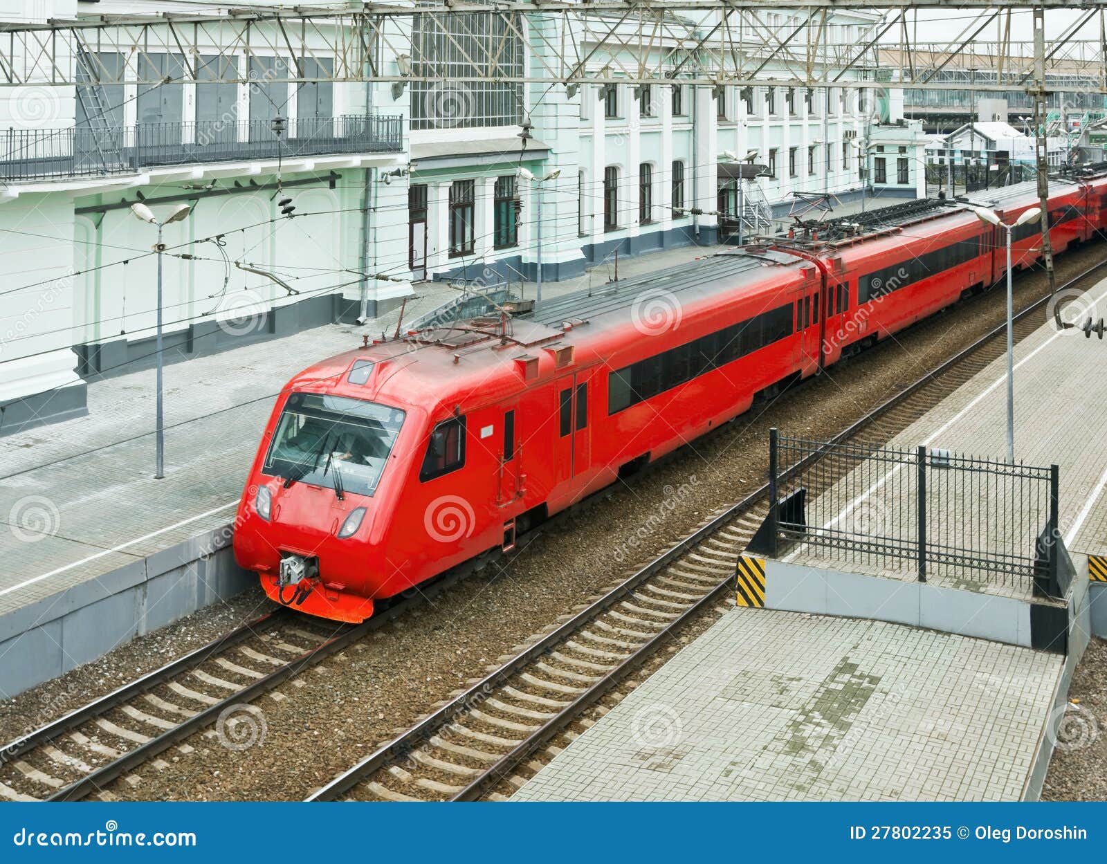 Tren Moderno En La Estación Imagen de archivo - Imagen de turismo ...