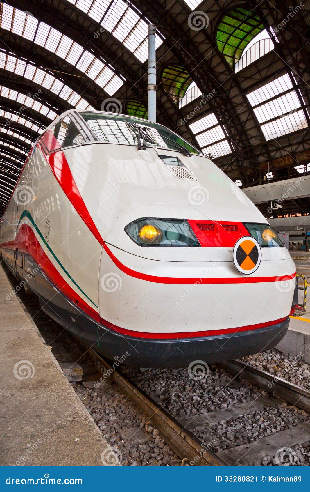 Tren Moderno En La Estación Imagen de archivo - Imagen de negocios ...