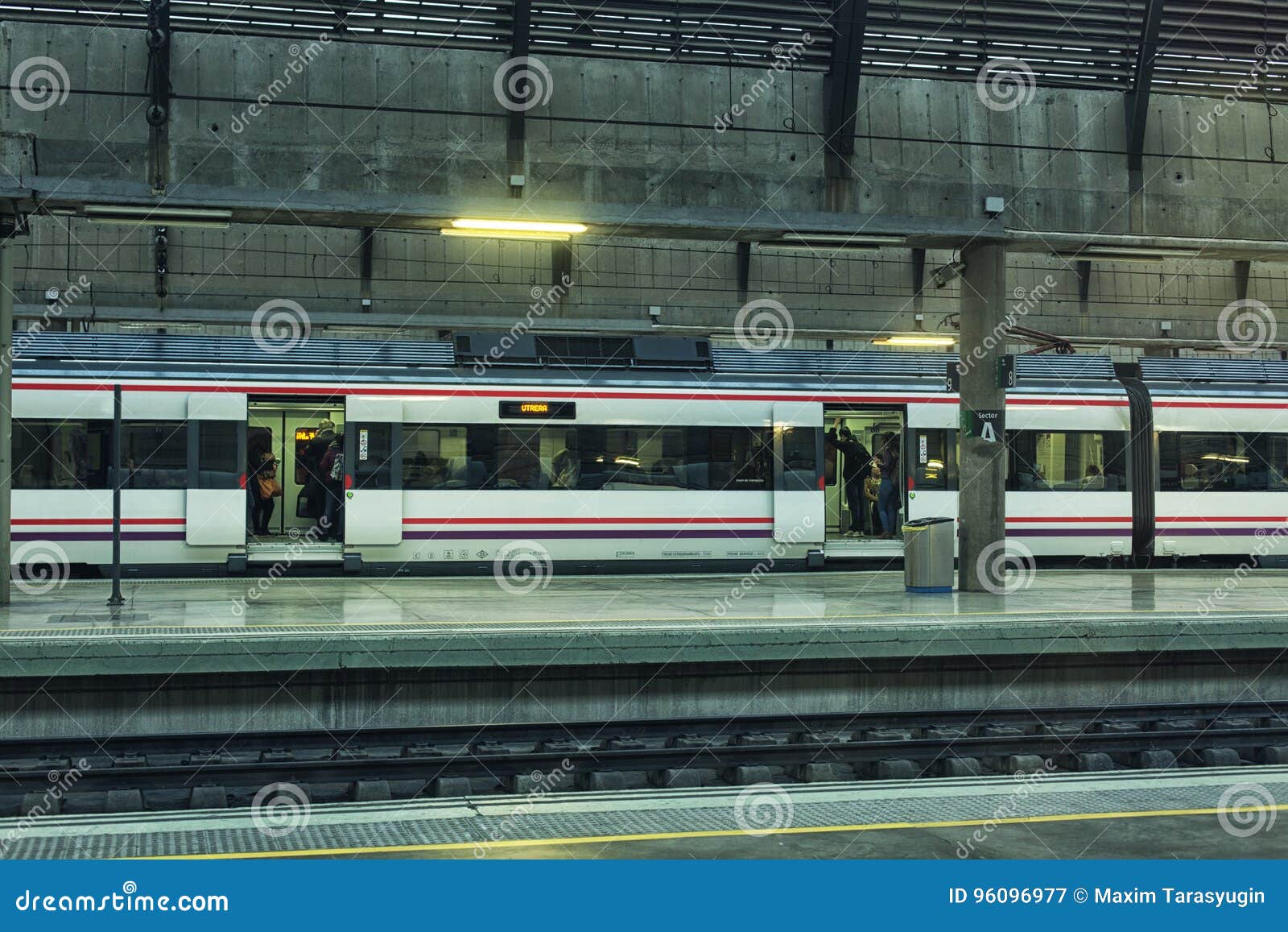 Tren Moderno En La Estación Fotografía editorial - Imagen de corriendo ...