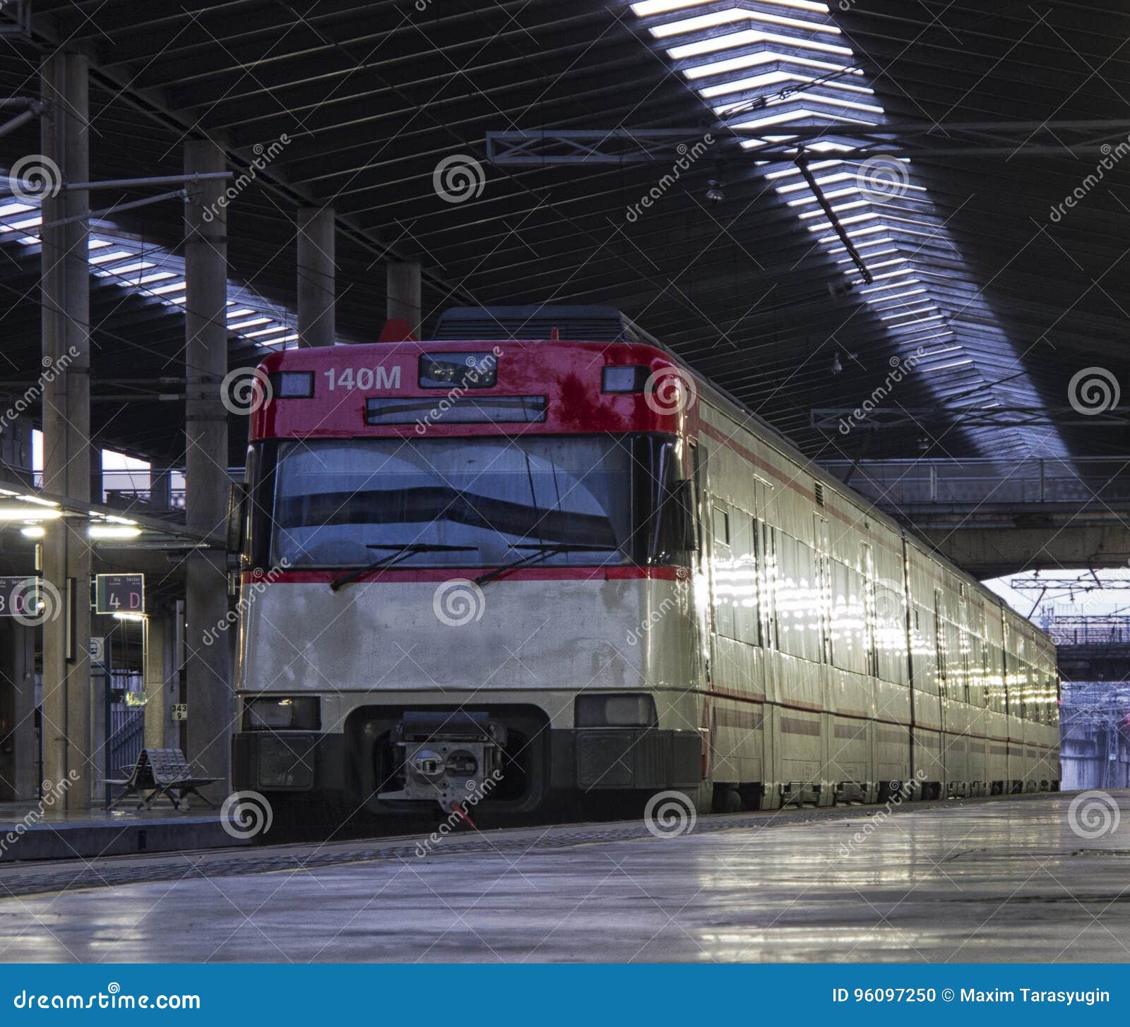 Tren Moderno En La Estación Foto de archivo - Imagen de licencia ...