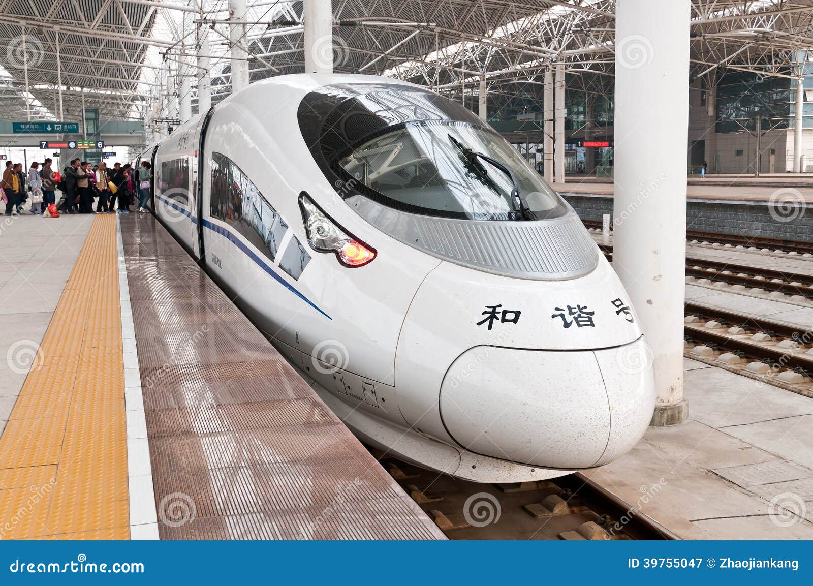 Tren Moderno En La Plataforma Que Espera Fotografía editorial - Imagen ...