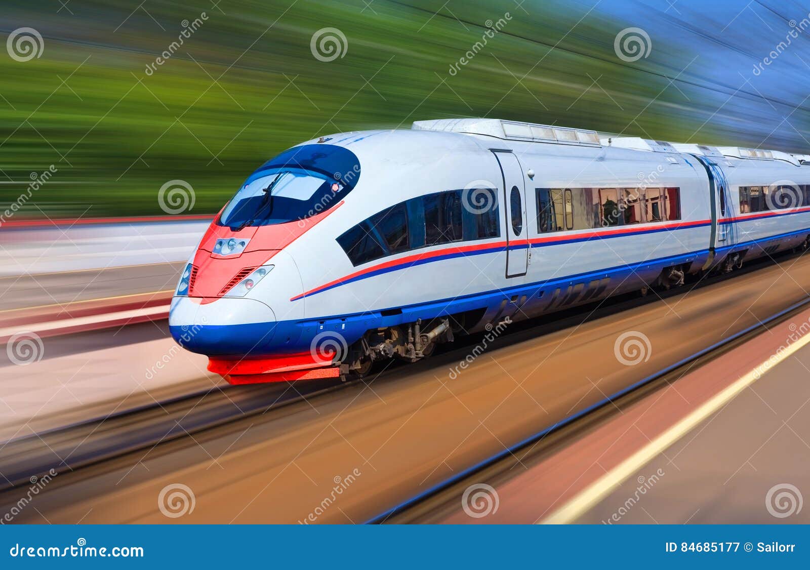 Tren Moderno En La Velocidad Imagen de archivo - Imagen de ferrocarril ...