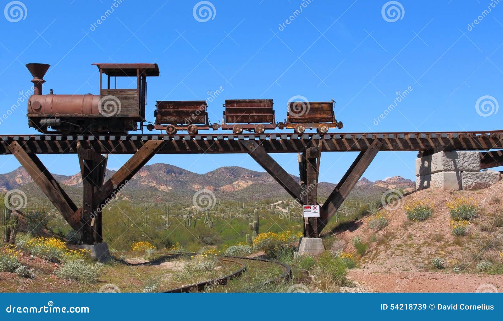 Tren viejo imagen de archivo. Imagen de acometidas, desierto - 54218739