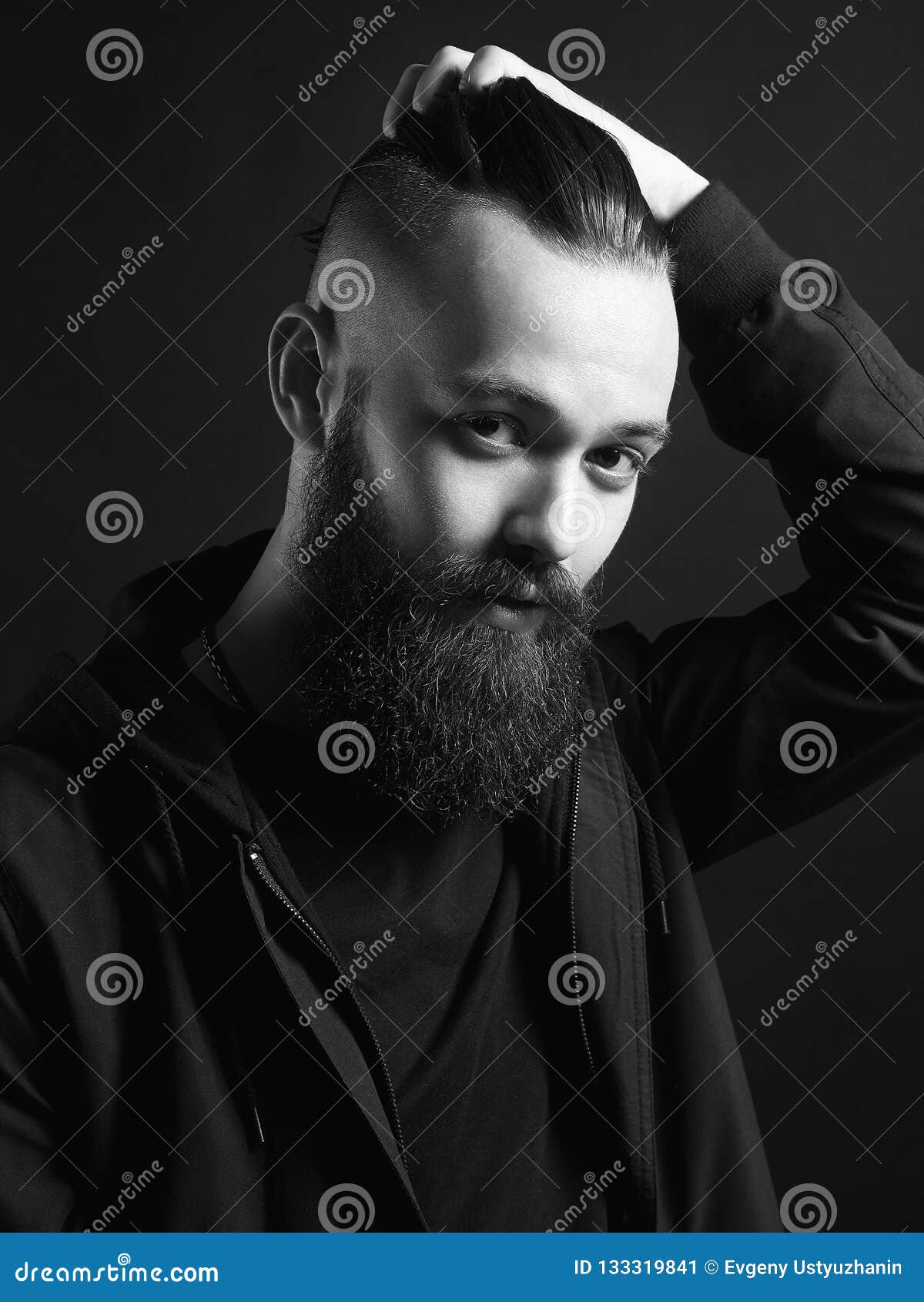 Trendig Man Med Stilfull Frisyr Fotografering för Bildbyråer - Bild av ...