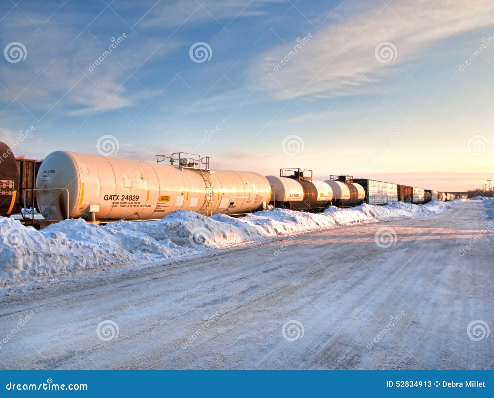 Treni ad una fermata fotografia stock editoriale. Immagine di giunzione ...