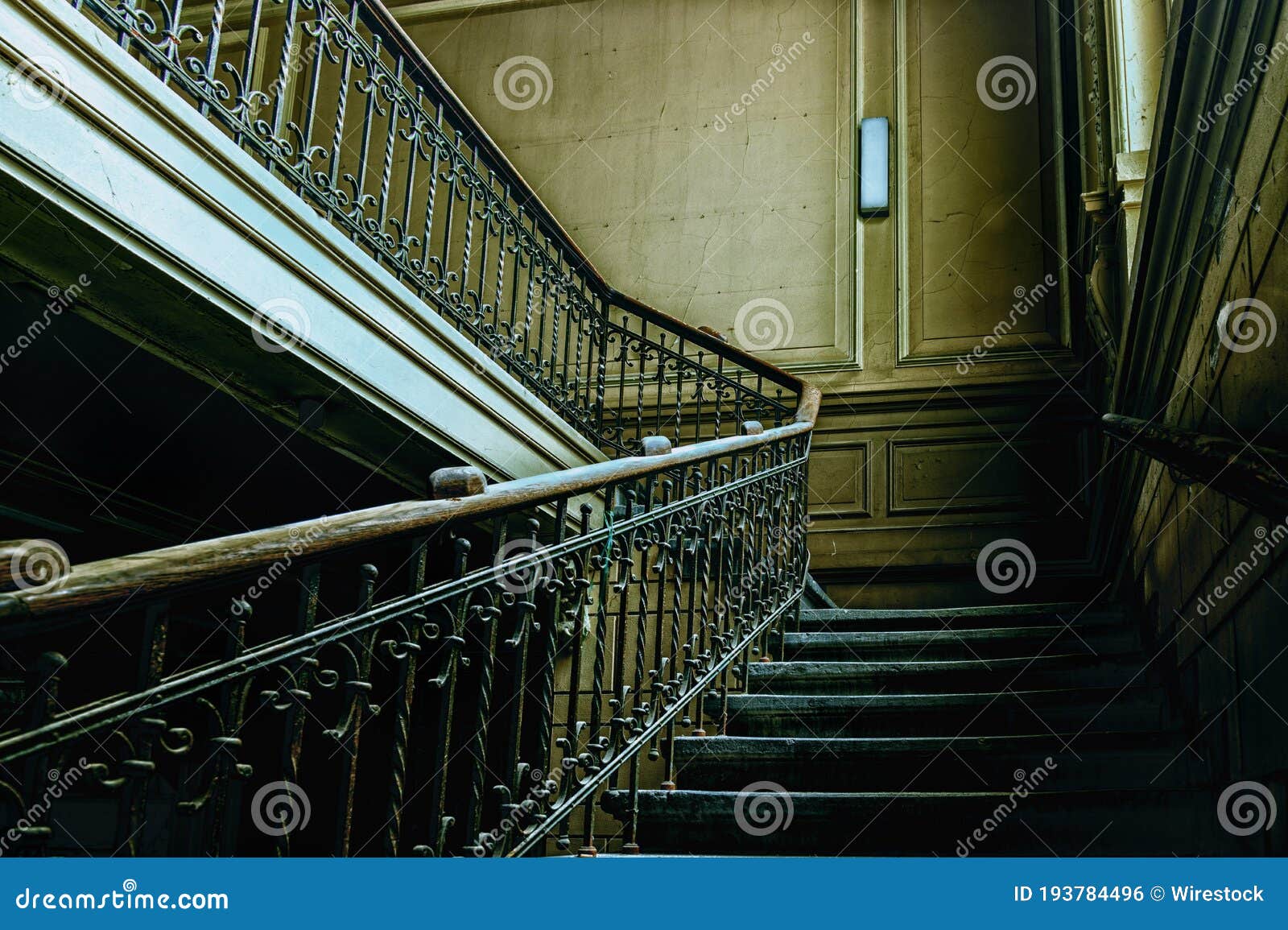 Treppe Und Ein Altes Verlassenes Haus Gealtertes Und Stockfoto - Bild ...