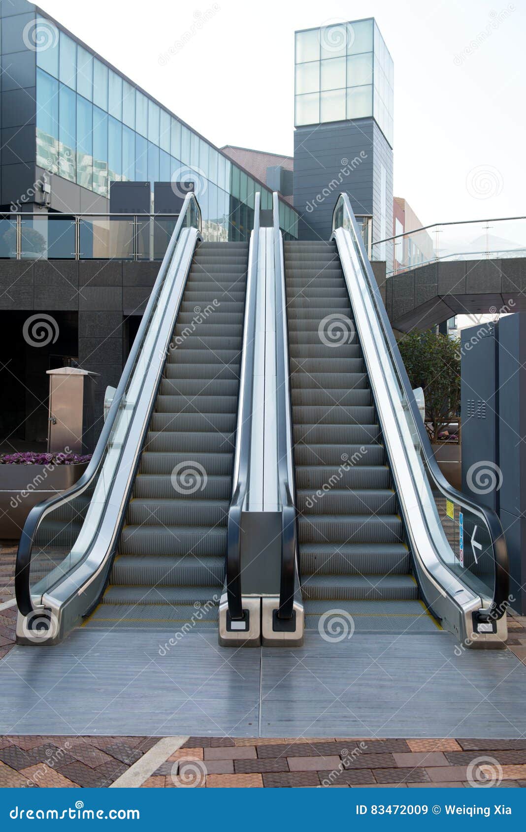 Treppe und Rolltreppen stockbild. Bild von leuchten, handel - 83472009