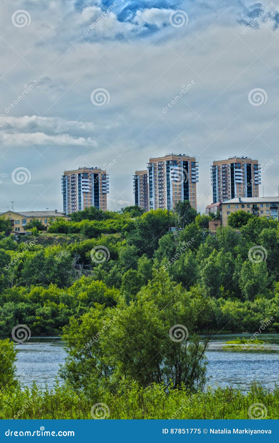 Tres altos edificios imagen de archivo. Imagen de paisaje - 87851775