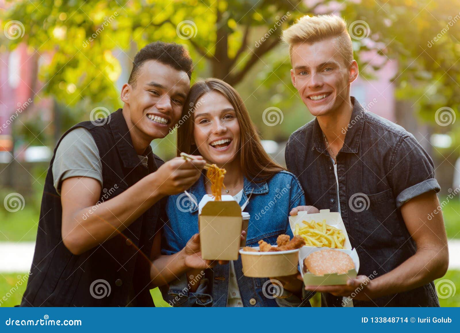 Tres amigos felices foto de archivo. Imagen de lifestyle - 133848714