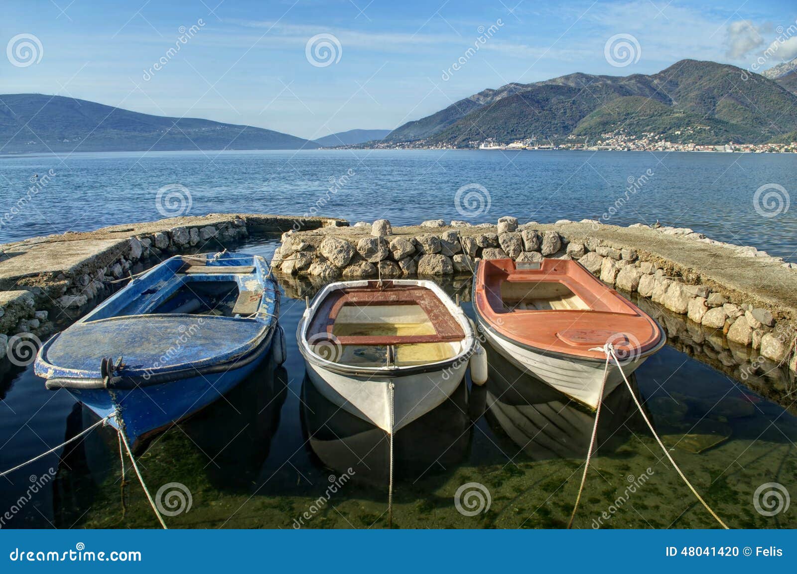 Tres barcos en muelle foto de archivo. Imagen de recorrido - 48041420