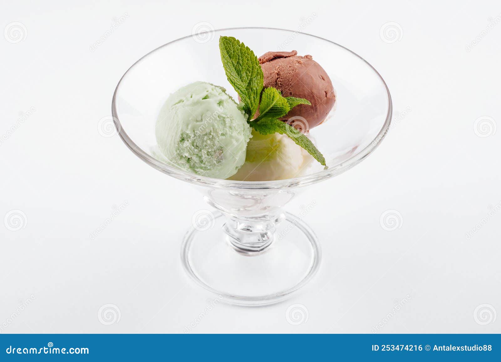 Tres Bolas De Helado En Un Vaso Transparente Foto de archivo - Imagen ...