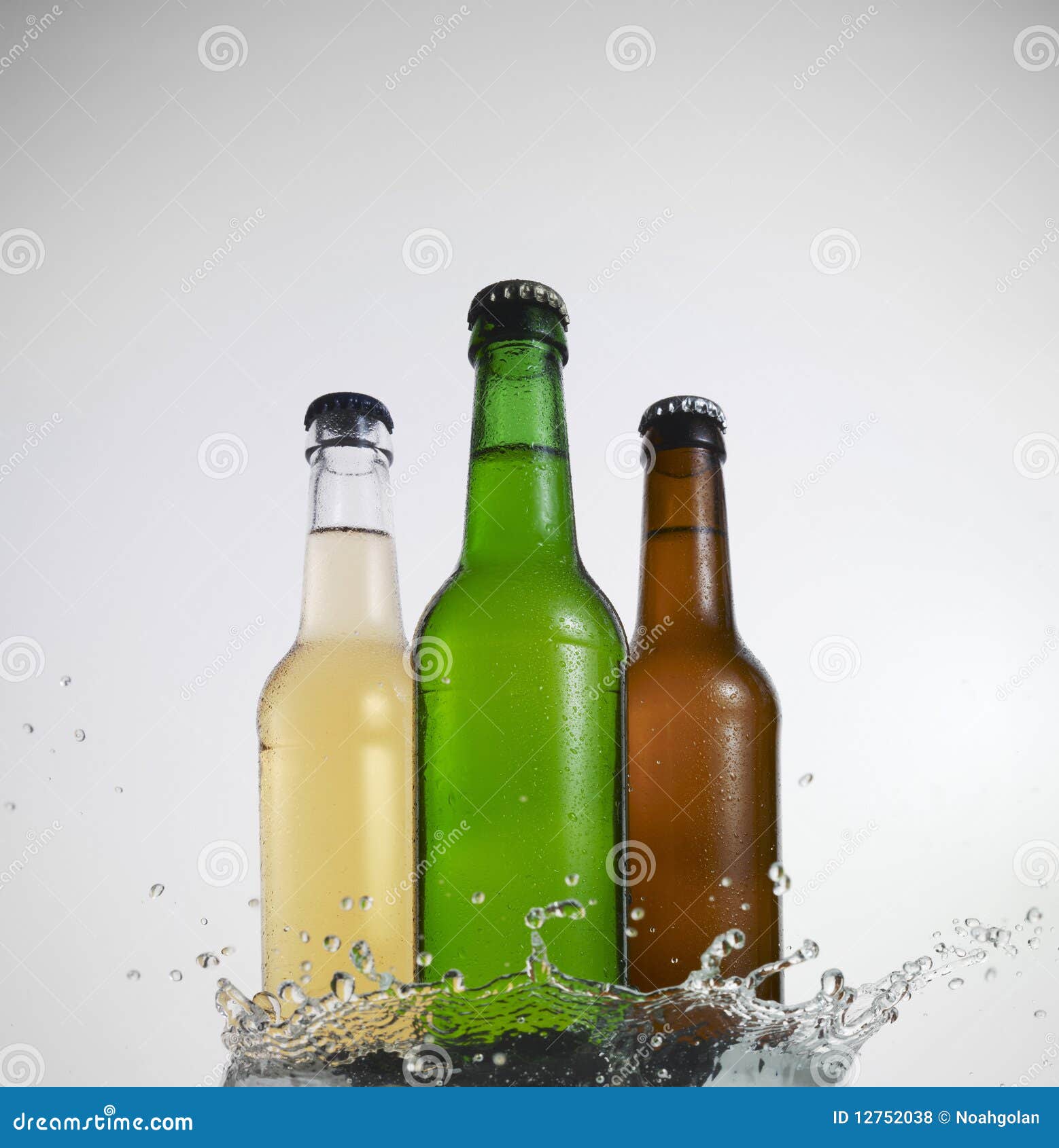 Tres botellas foto de archivo. Imagen de movimiento, restaure - 12752038