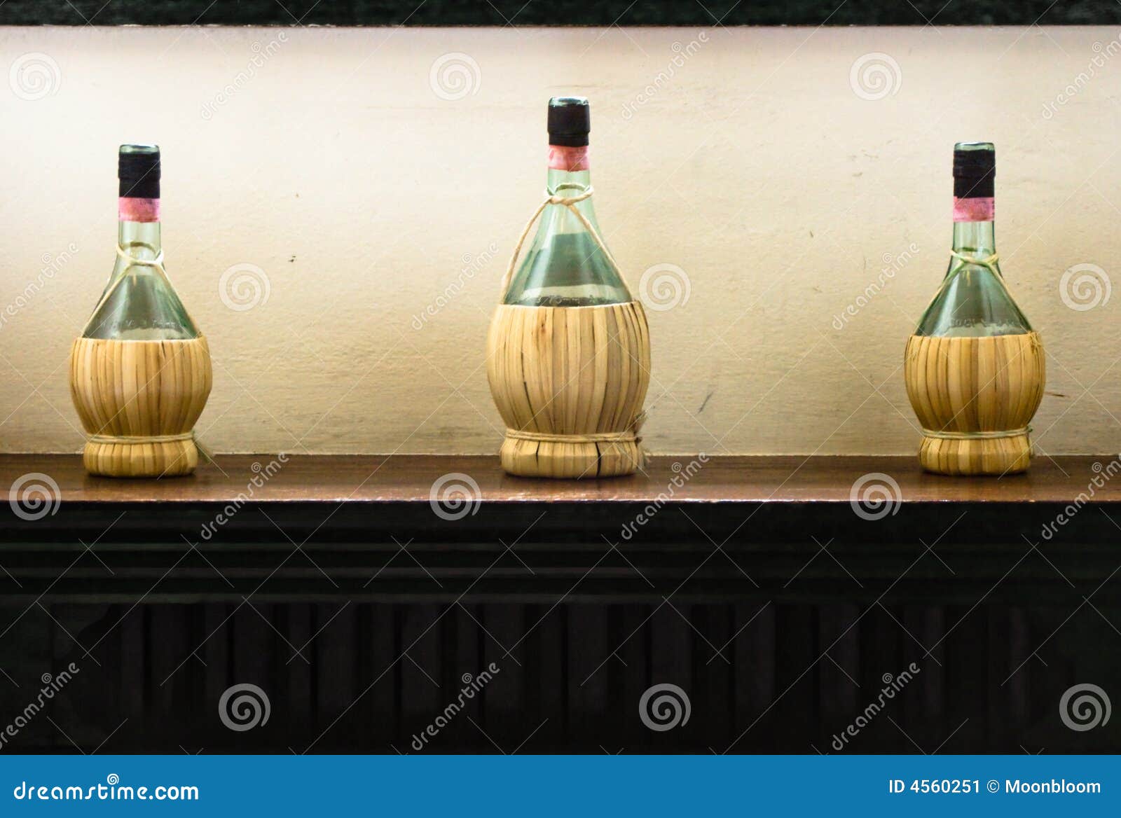 Tres botellas de vino imagen de archivo. Imagen de italia - 4560251