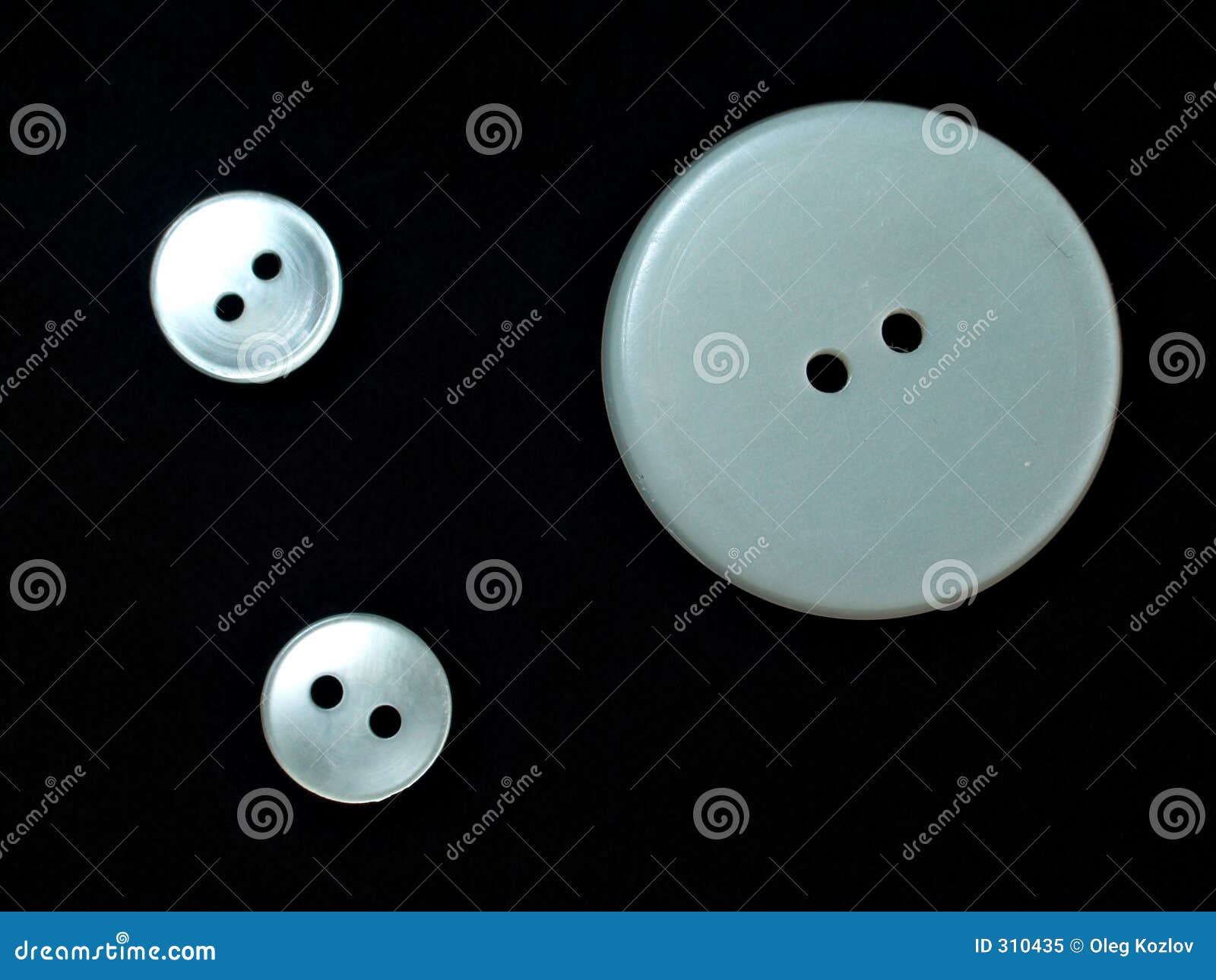 Tres botones blancos imagen de archivo. Imagen de pila - 310435