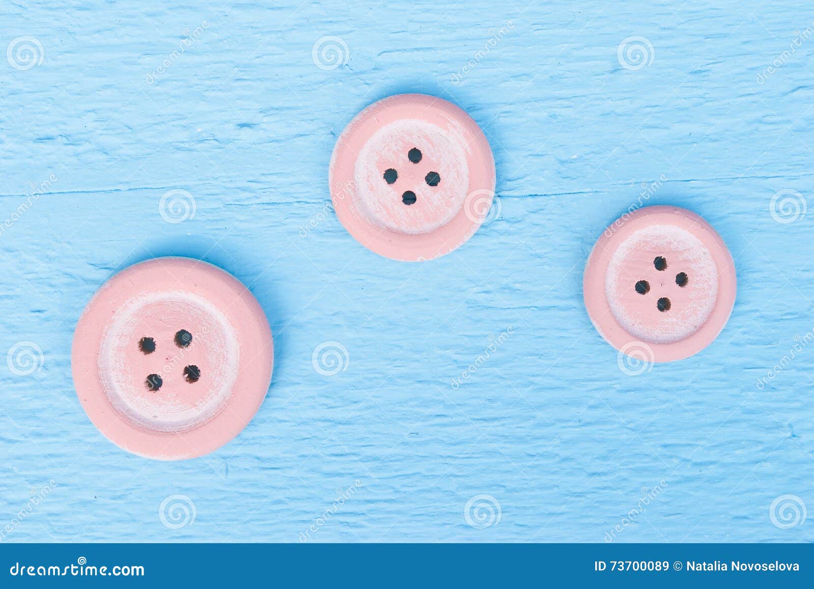 Tres botones rosados imagen de archivo. Imagen de arte - 73700089