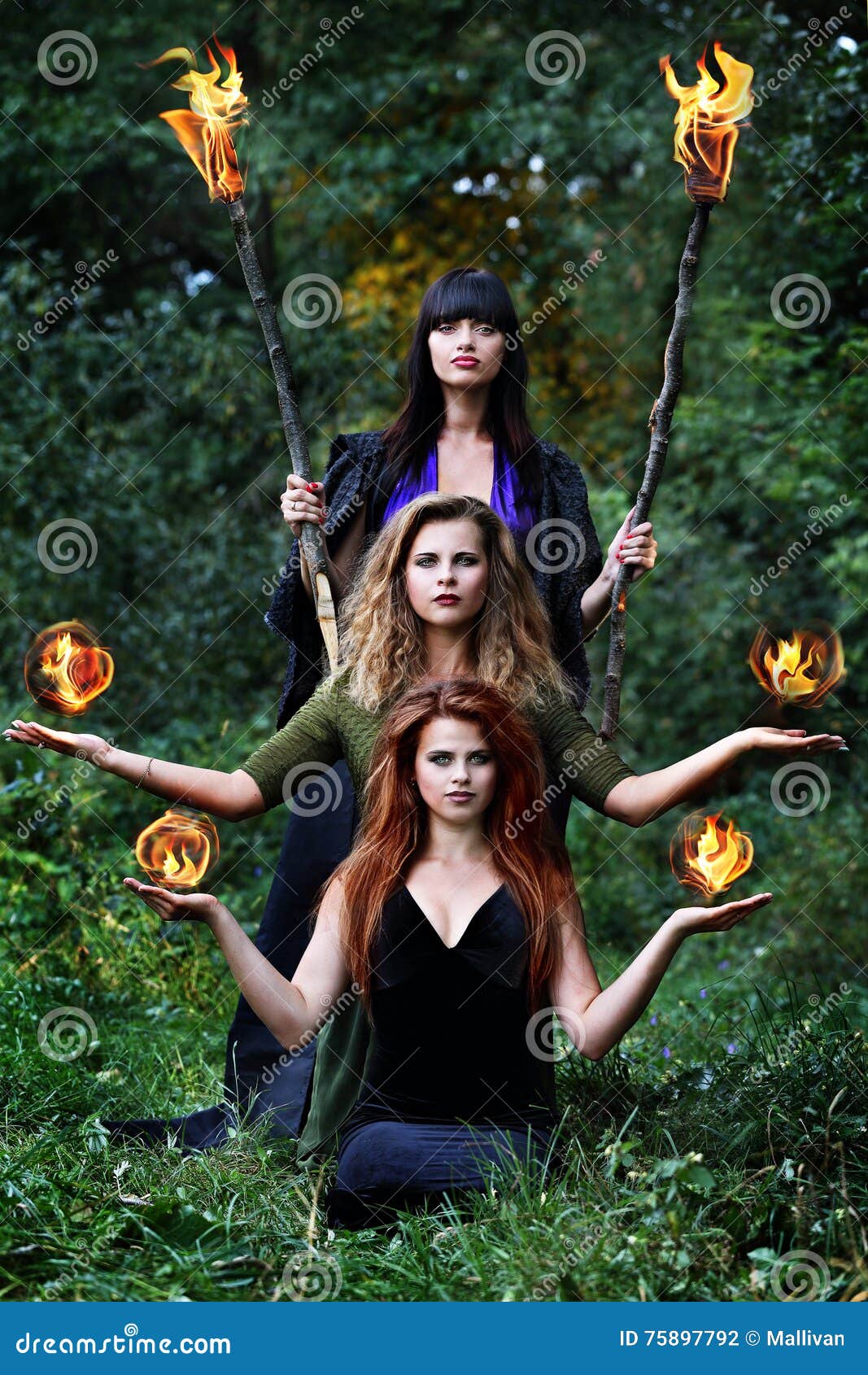 Tres Brujas Con Las Bolas De Fuego Foto de archivo - Imagen de bosque ...