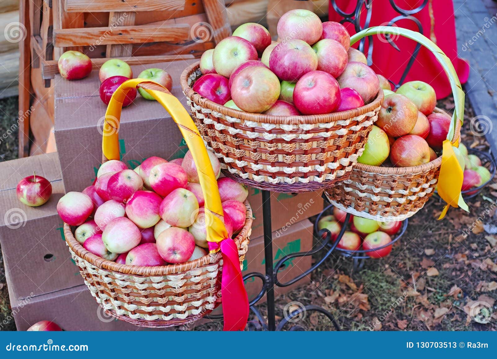 Tres Cestas Con Las Manzanas Imagen de archivo - Imagen de manzana ...